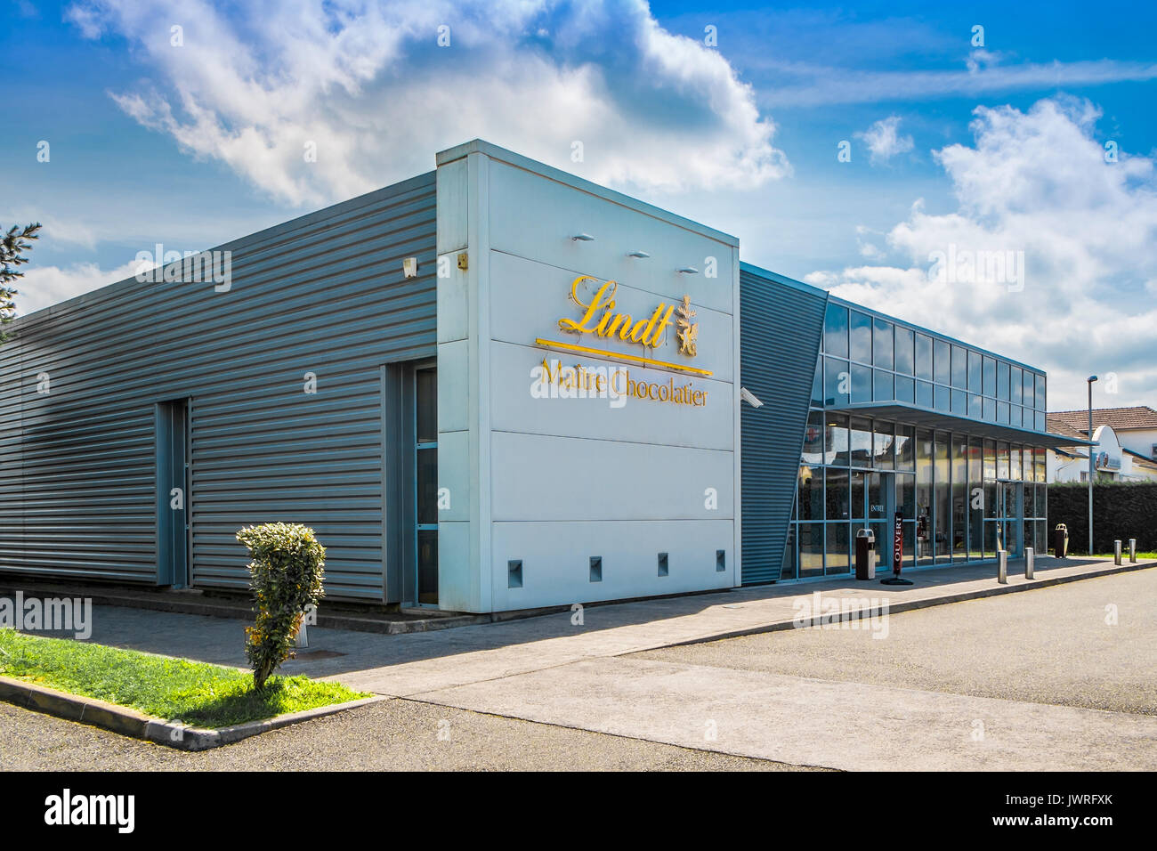 Lindt & Sprüngli Schokoladenfabrik shop, Oloron-Sainte-Marie ...