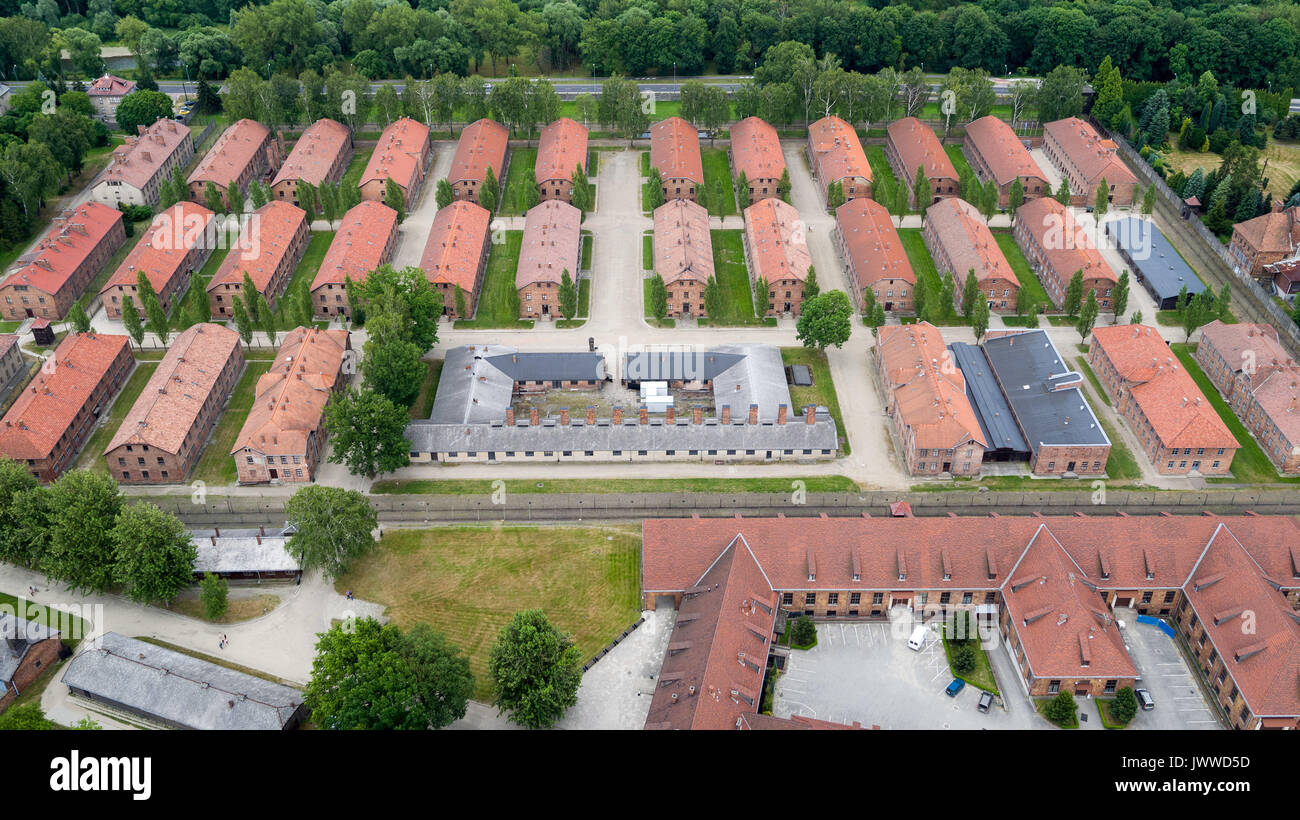 Im ehemaligen Konzentrationslager Auschwitz-Birkenau zu sehen mit einem ...