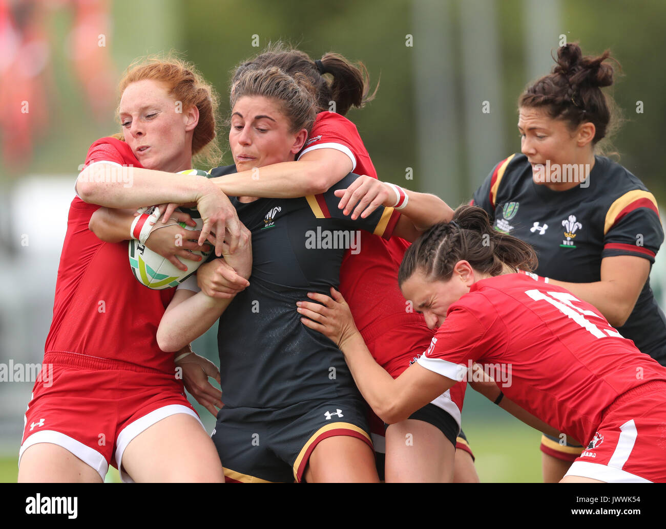 Wales' Jess Kavanagh-Williams wird durch Kanadas Alex Tessier während ...