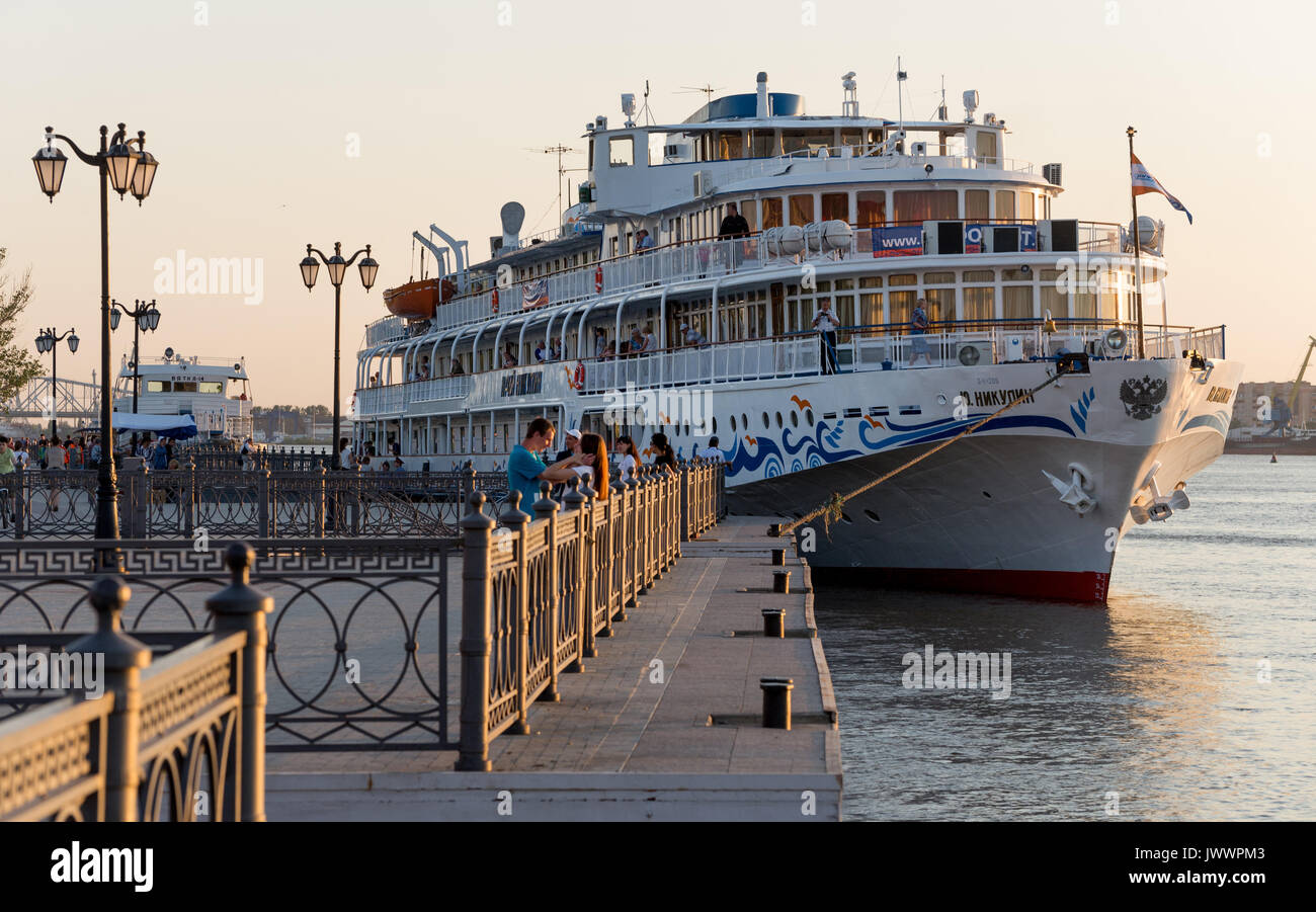 Astrachan, Russland. Kreuzfahrtschiff der Astrachan Wolga riverfront ...
