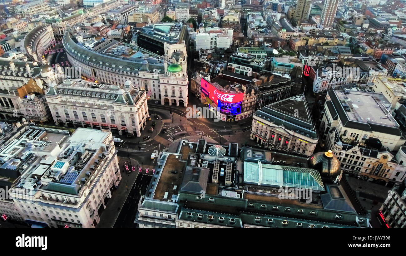 Piccadilly circus street view -Fotos und -Bildmaterial in hoher ...