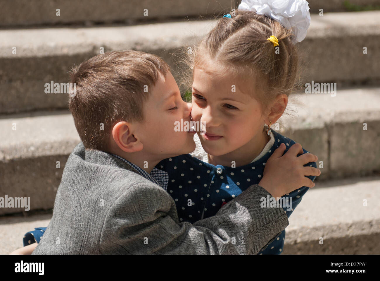 Child kissing lips -Fotos und -Bildmaterial in hoher Auflösung – Alamy