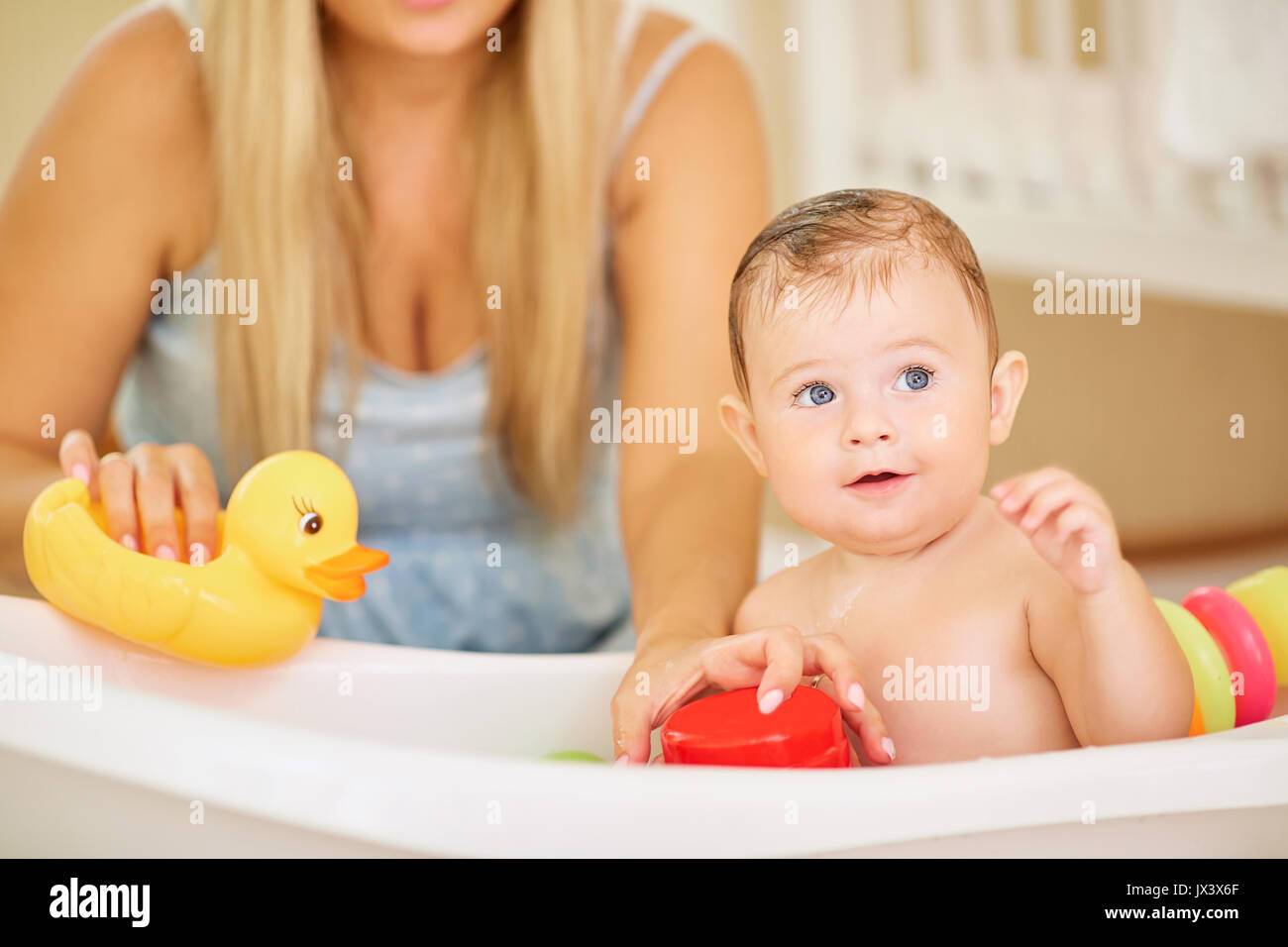 Baby bathing -Fotos und -Bildmaterial in hoher Auflösung – Alamy