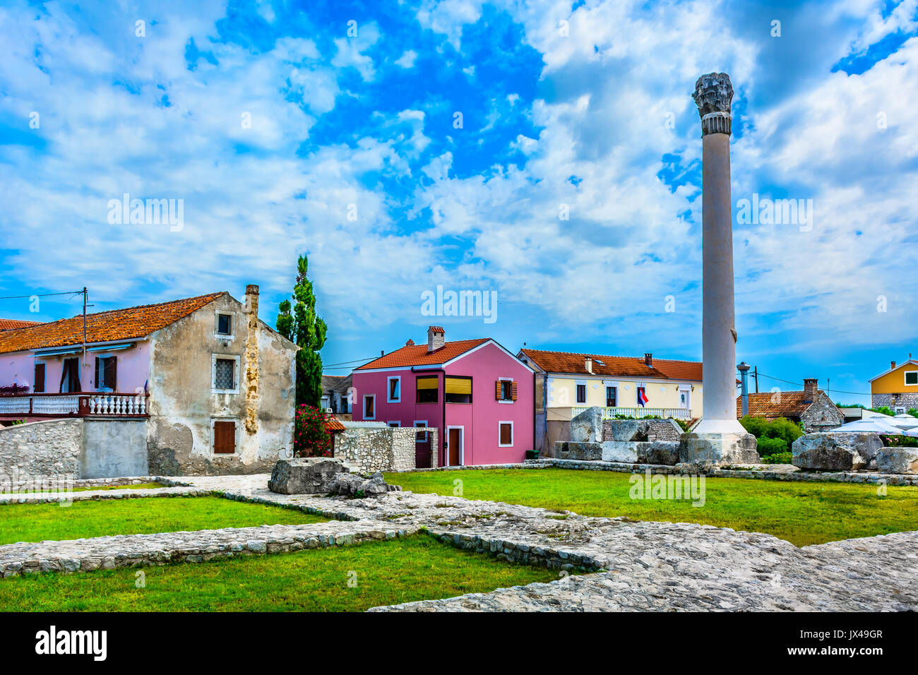 Malerischer Blick auf alten römischen Tempel in der Stadt Nin, Kroatien ...