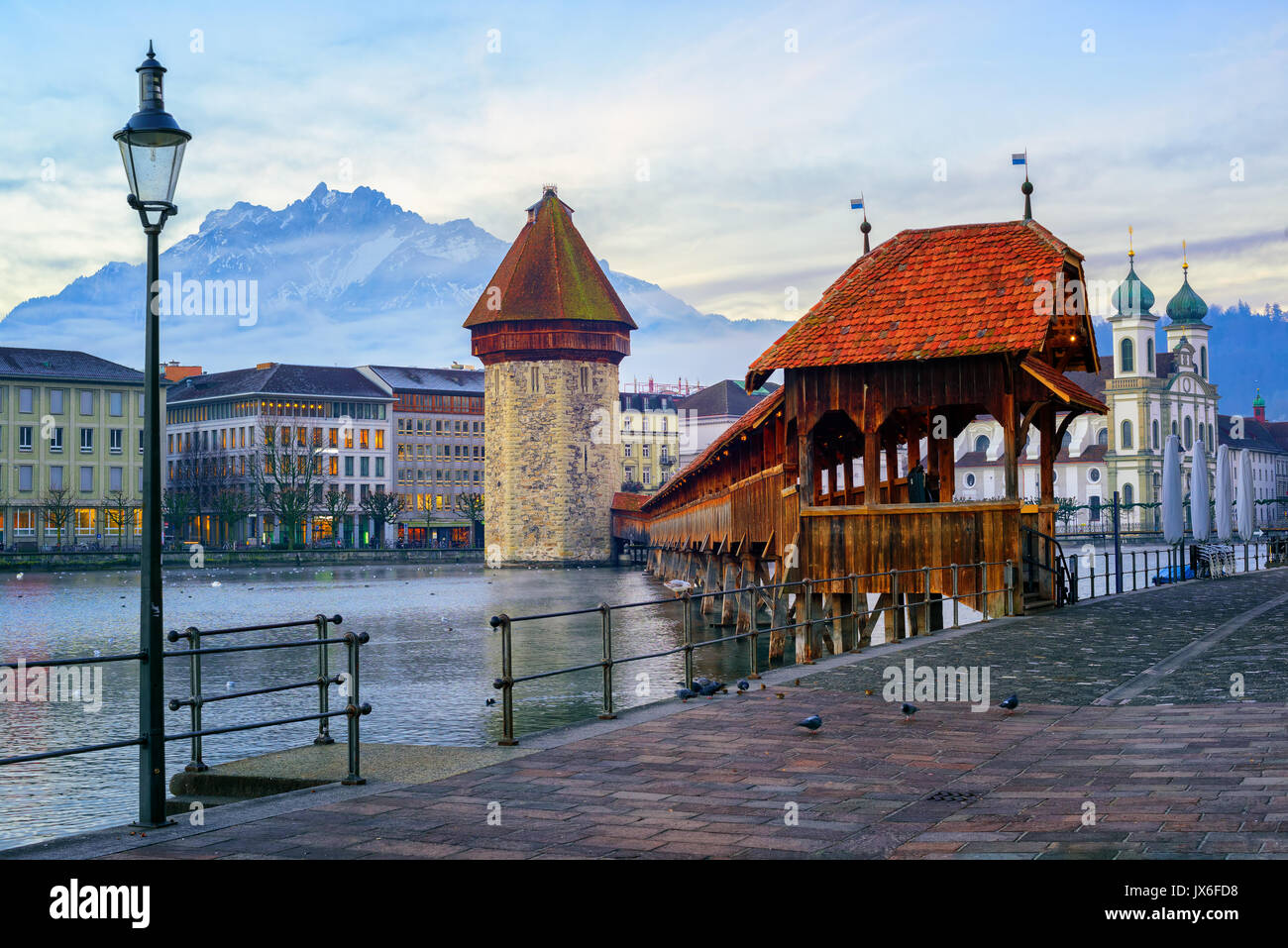 Kapellbrücke, Wasserturm und den Pilatus in der Altstadt von Luzern ...