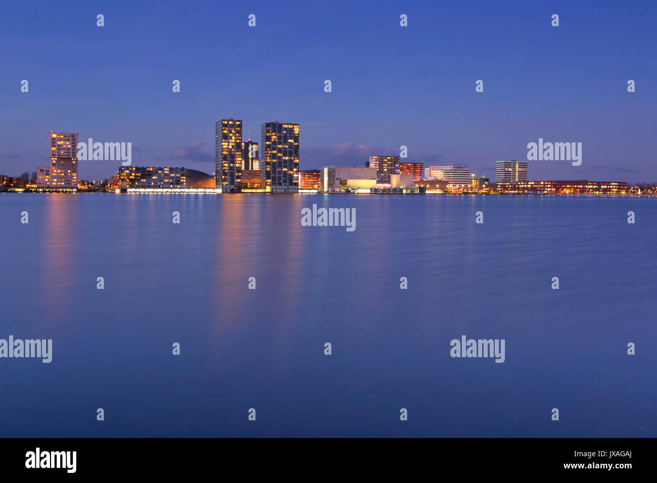 Die Skyline der Stadt Almere in den Niederlanden, aus über das Wasser ...