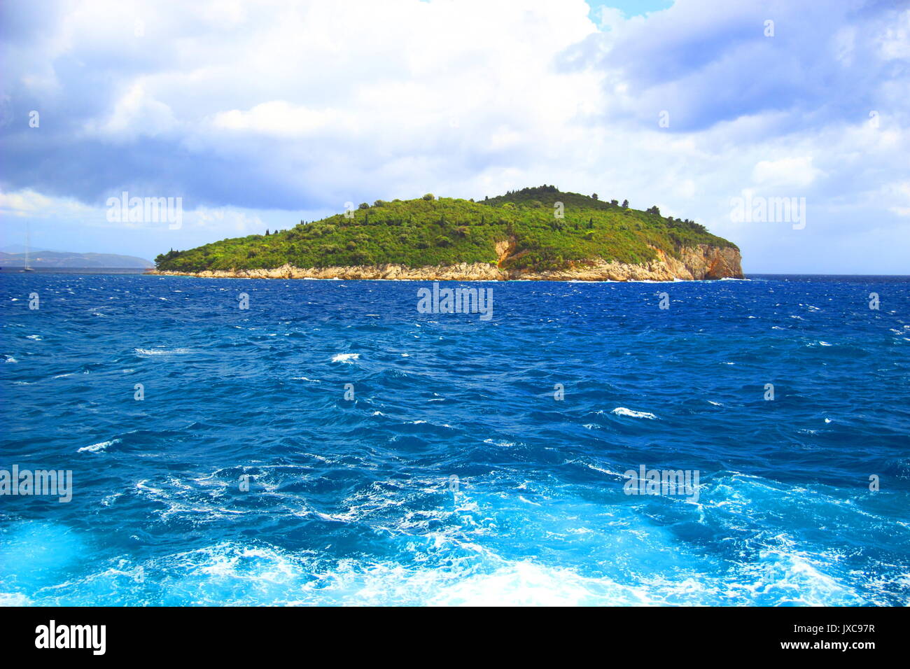Die Insel Lokrum und rauer See in der Nähe von Dubrovnik, touristische ...