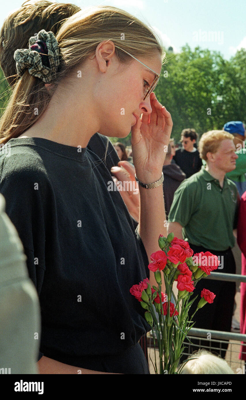 Die trauernde dame -Fotos und -Bildmaterial in hoher Auflösung – Alamy