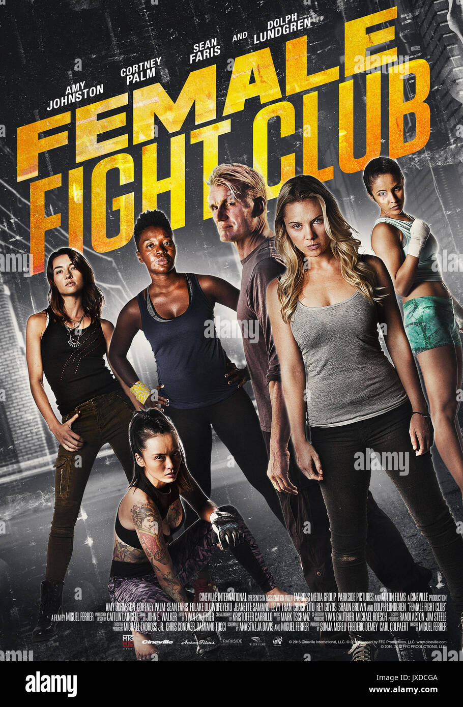 Weibliche KAMPF KADER, (aka FEMALE FIGHT CLUB), Poster, l-r: cortney Palm, Folake Olowofoyeku ...