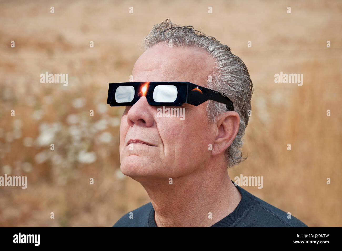 Solar eclipse glasses -Fotos und -Bildmaterial in hoher Auflösung – Alamy