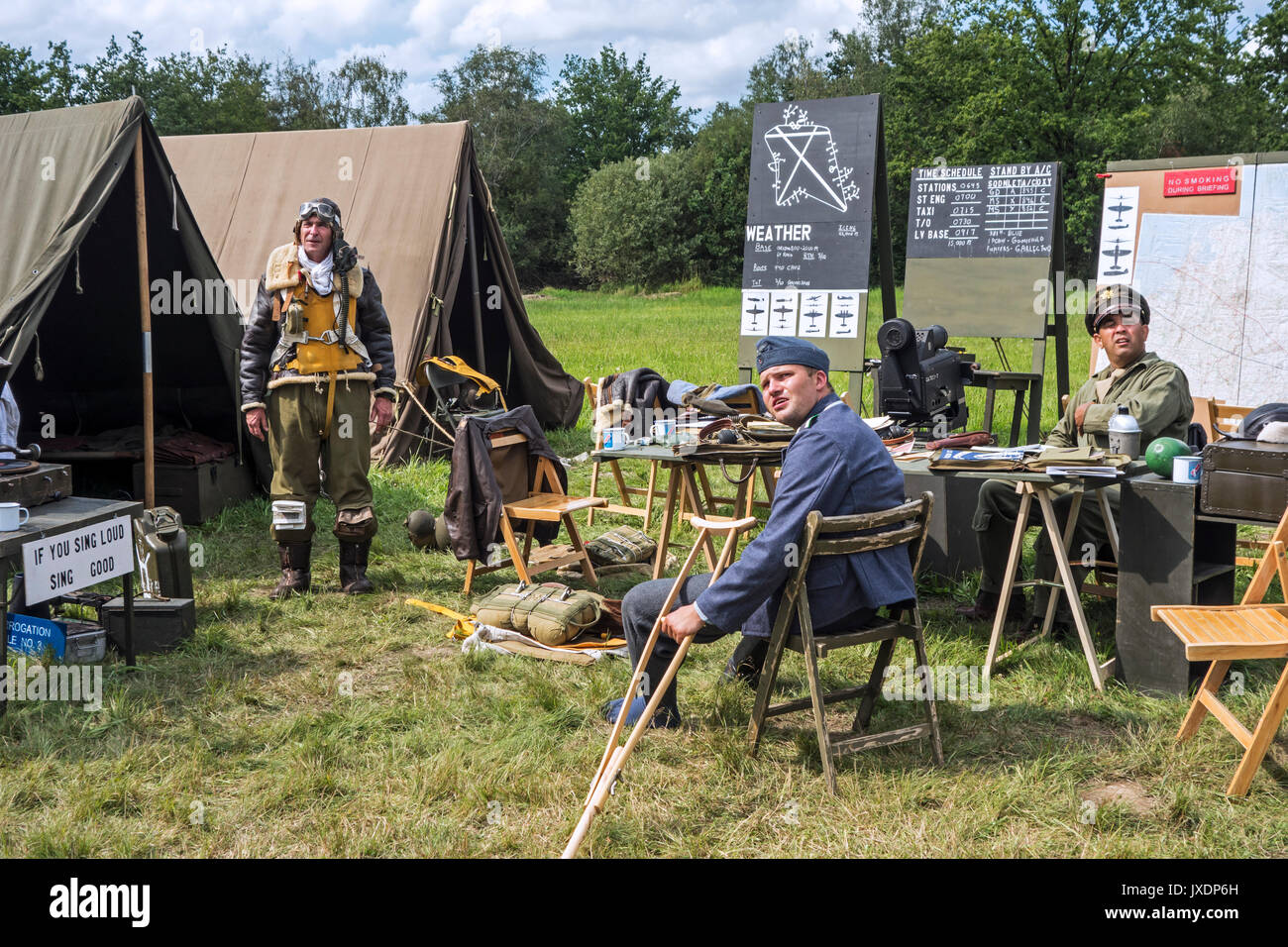 Re-enactors im Zweiten Weltkrieg Schlacht Kleider posiert in ...