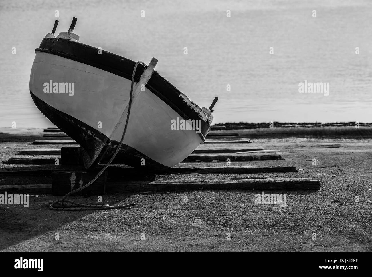 Kleines holzboot aus dem wasser -Fotos und -Bildmaterial in hoher ...