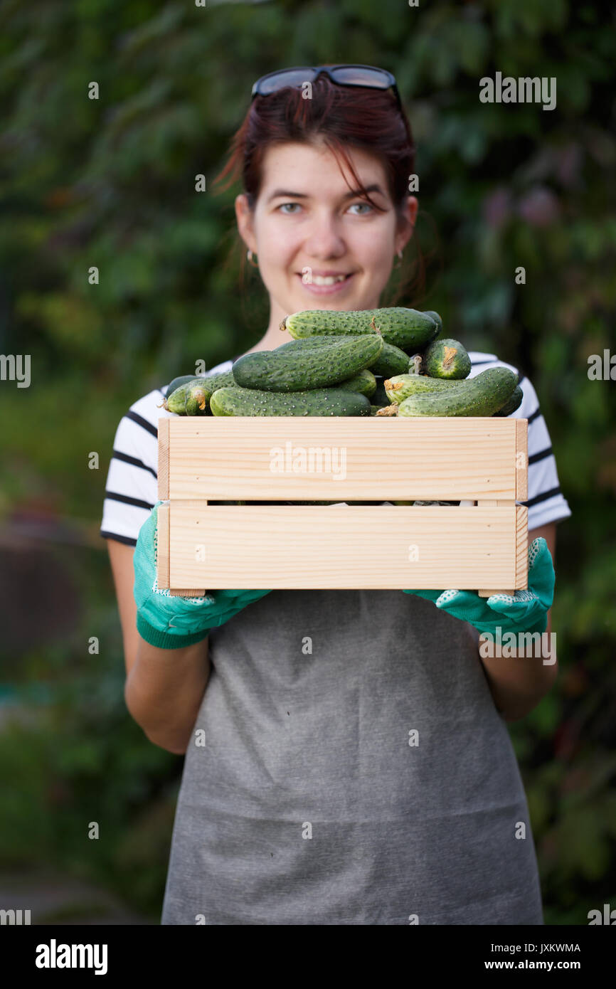 Mädchen mit gurke -Fotos und -Bildmaterial in hoher Auflösung – Alamy