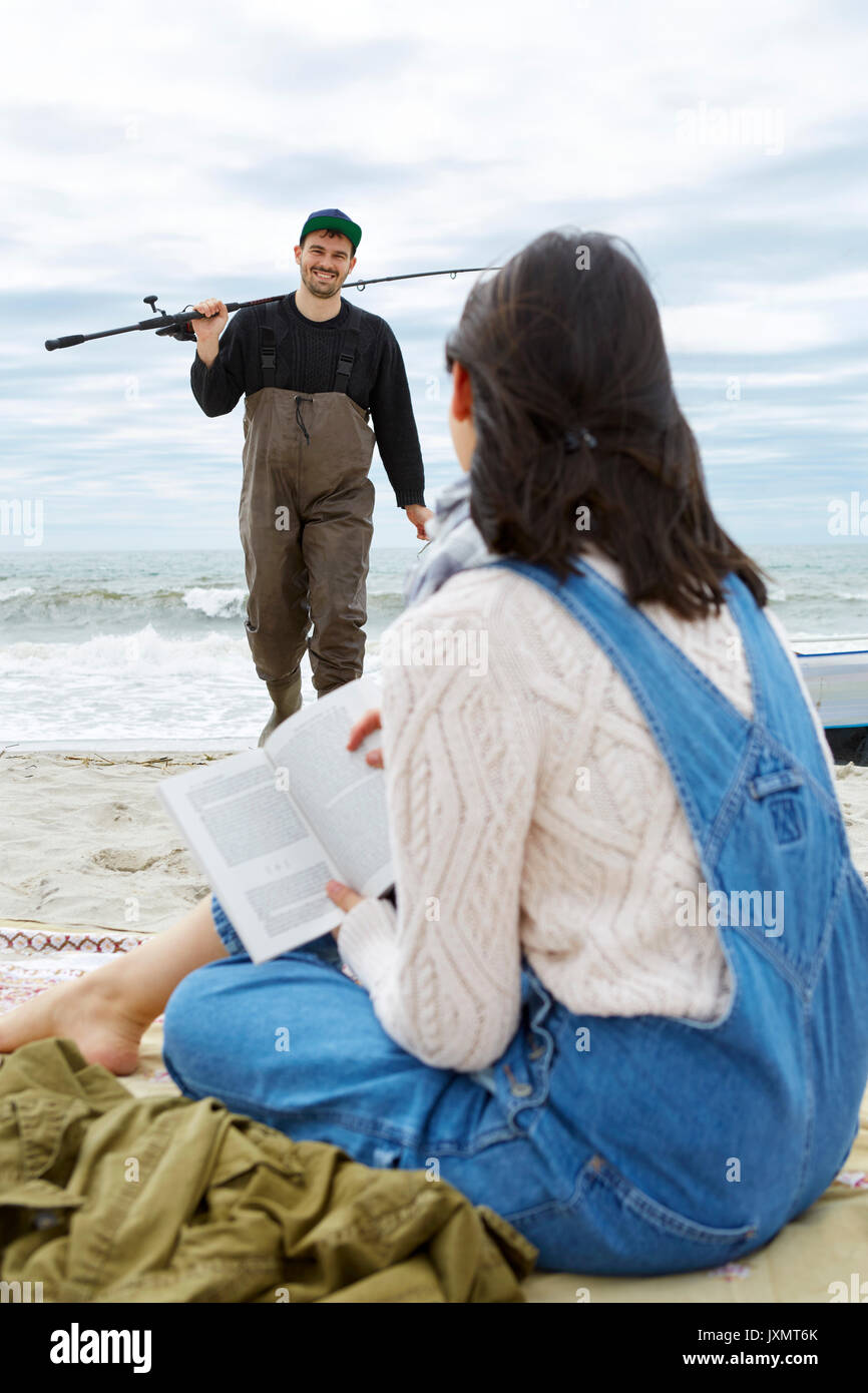 Frau am strand angeln -Fotos und -Bildmaterial in hoher Auflösung – Alamy