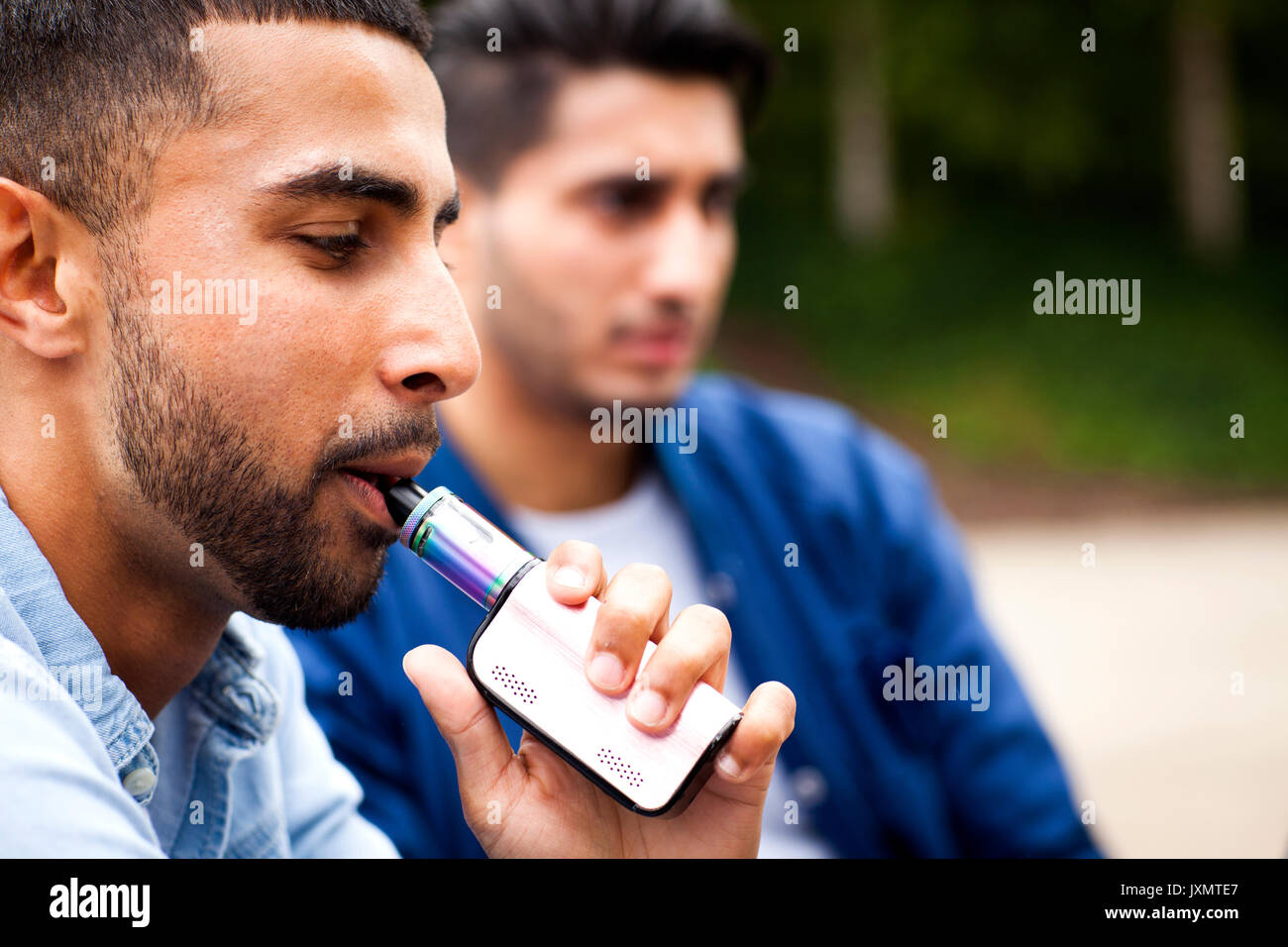 Menschen dampfen -Fotos und -Bildmaterial in hoher Auflösung – Alamy