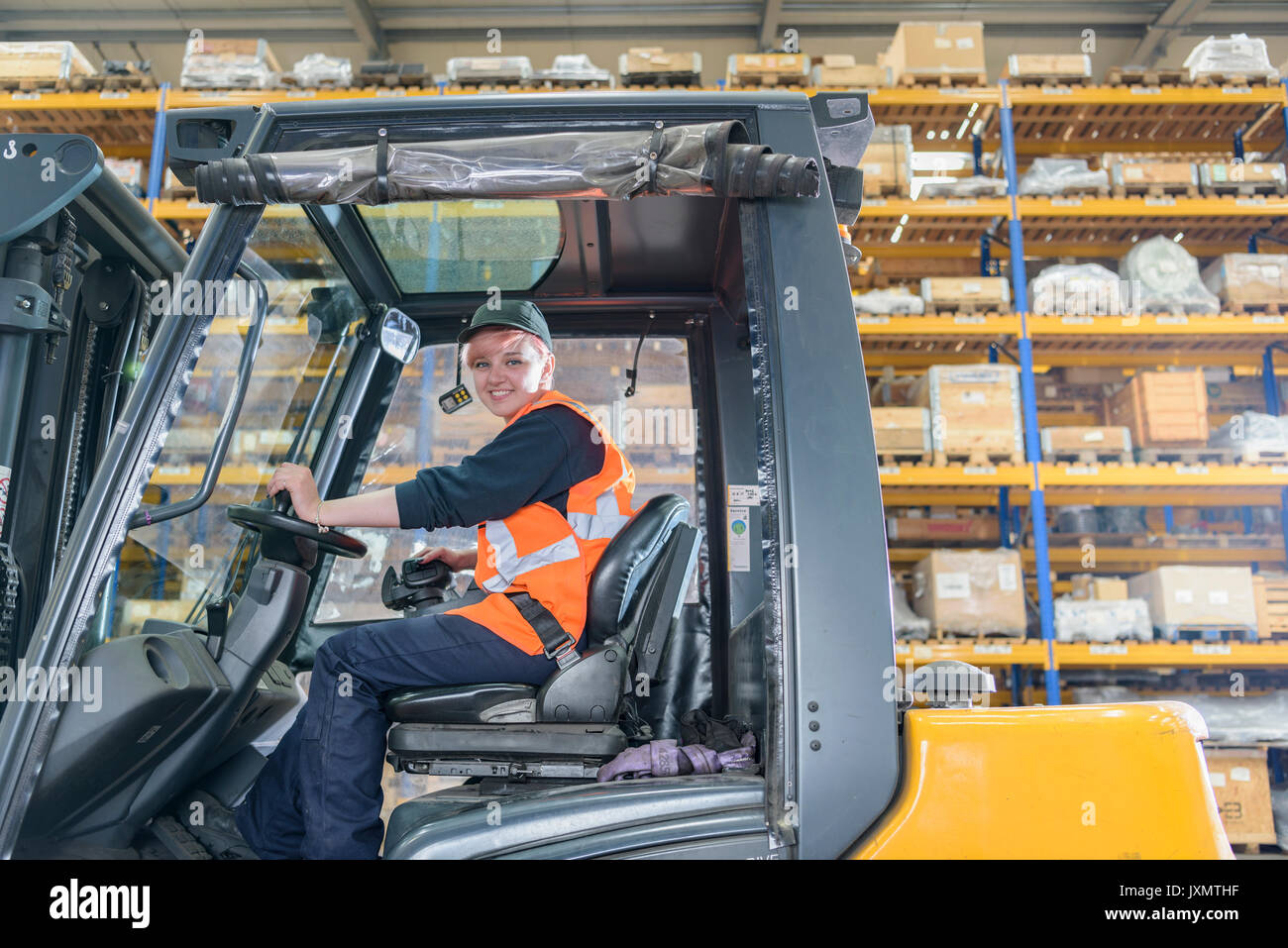 Portrait von weiblichen Staplerfahrer in Zug arbeitet Lager Stockfoto ...