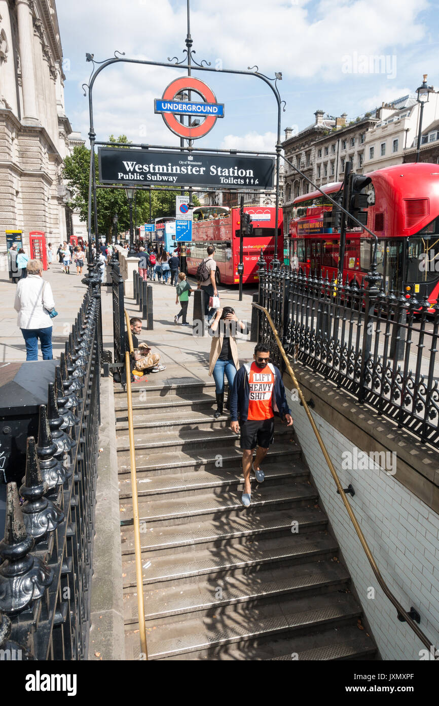 Der Eingang zur U-Bahnstation Westminster Bridge Street, Westminster ...