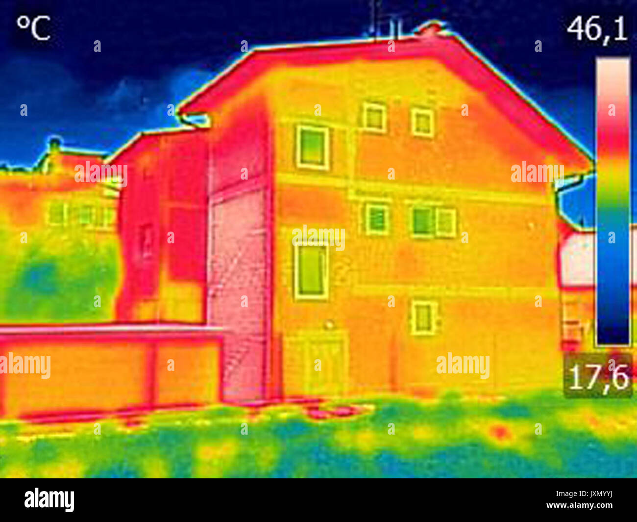 Infrarot-Thermografie-Bild zeigt mangelnde Wärmedämmung am Haus, mit ...