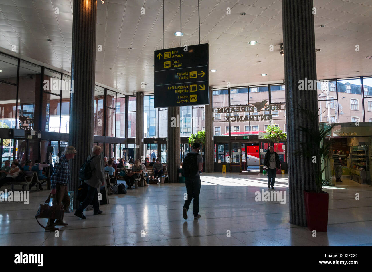 Busáras ist der zentrale Busbahnhof in Dublin, Irland. Passagiere ...