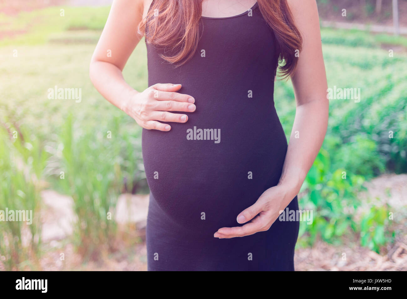 Bauch baby -Fotos und -Bildmaterial in hoher Auflösung – Alamy