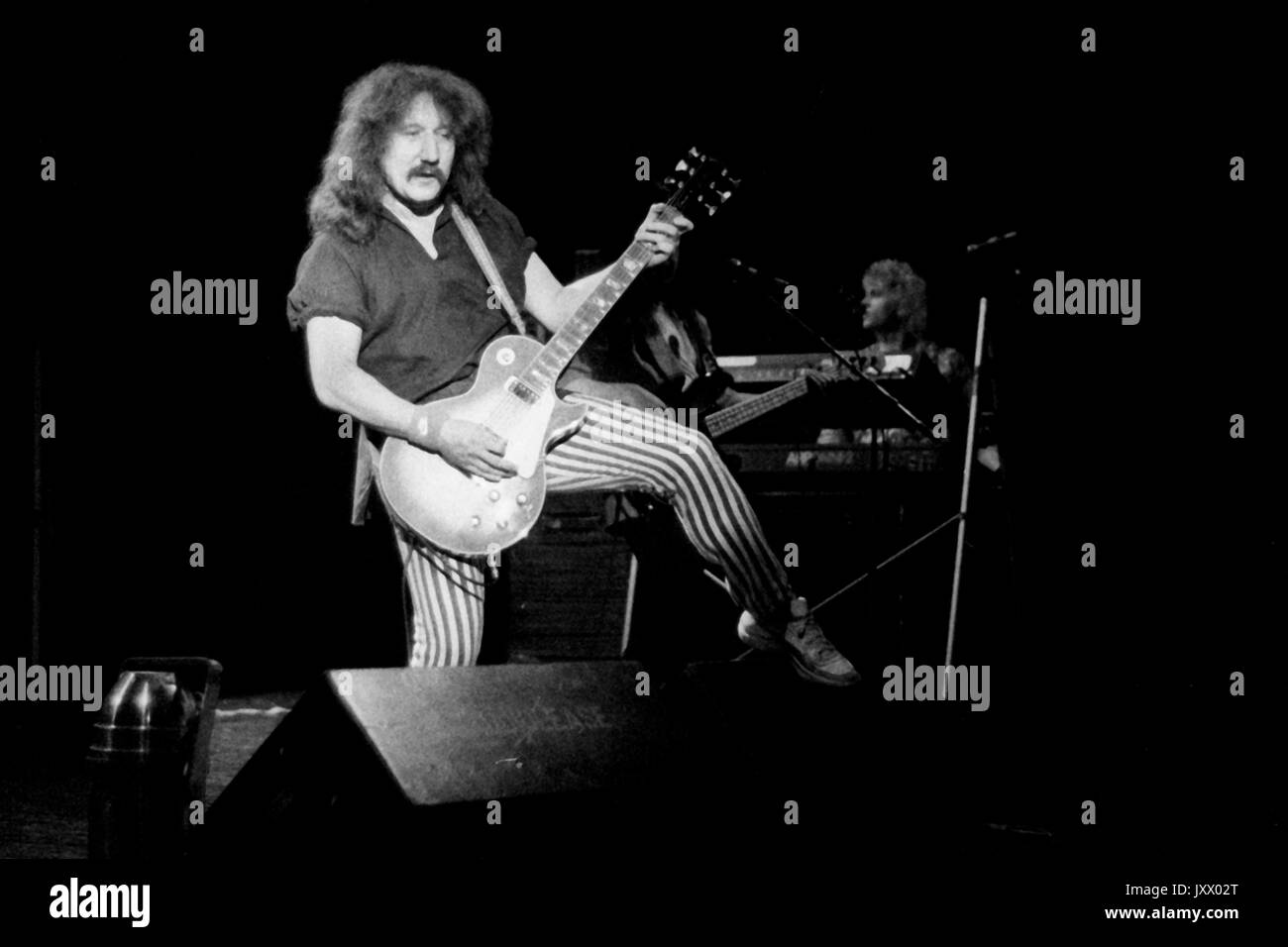 Mick Box und John Sinclair von Uriah Heep live auf der Bühne des ...
