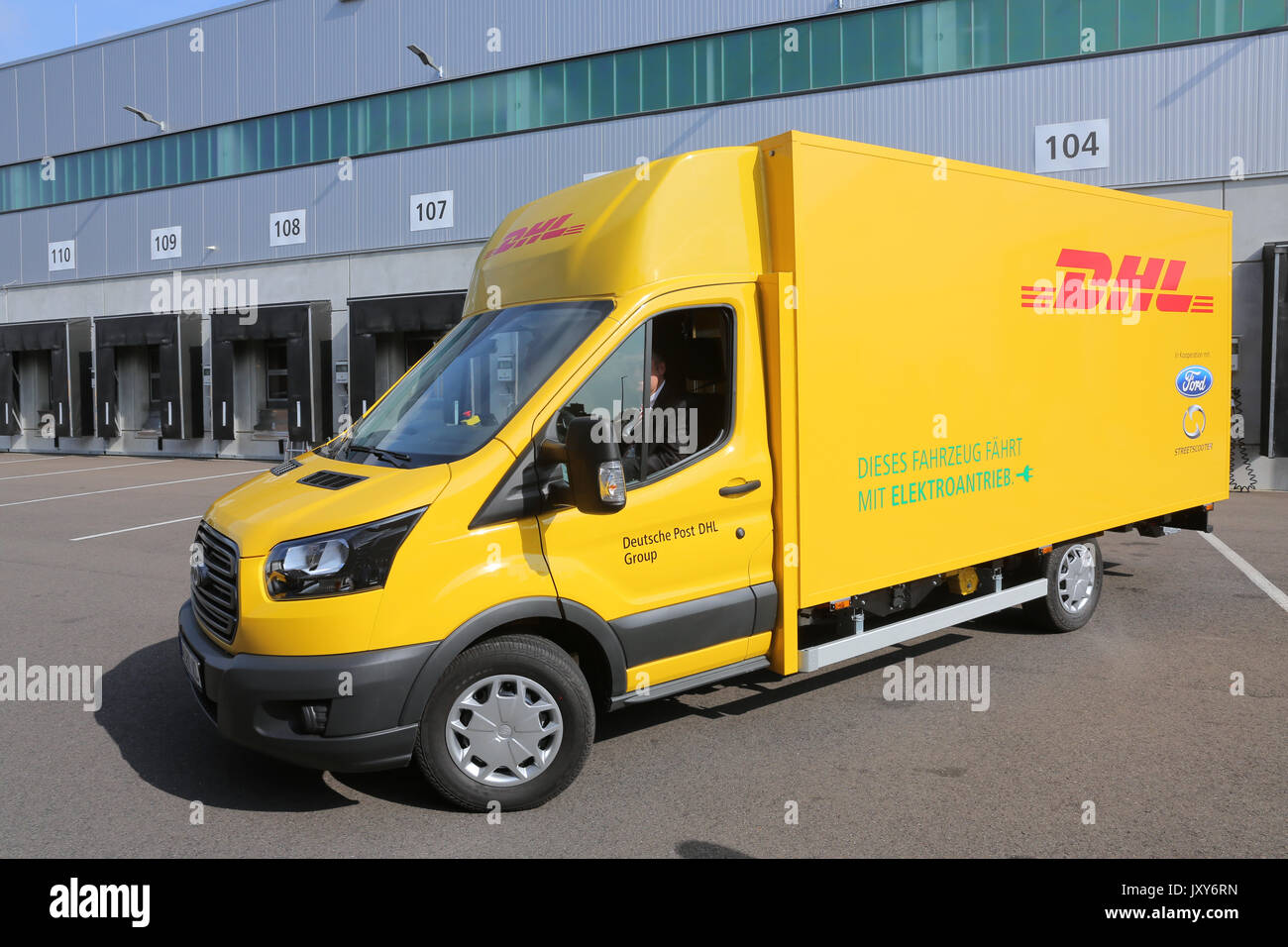 Dhl lieferfahrzeug -Fotos und -Bildmaterial in hoher Auflösung – Alamy