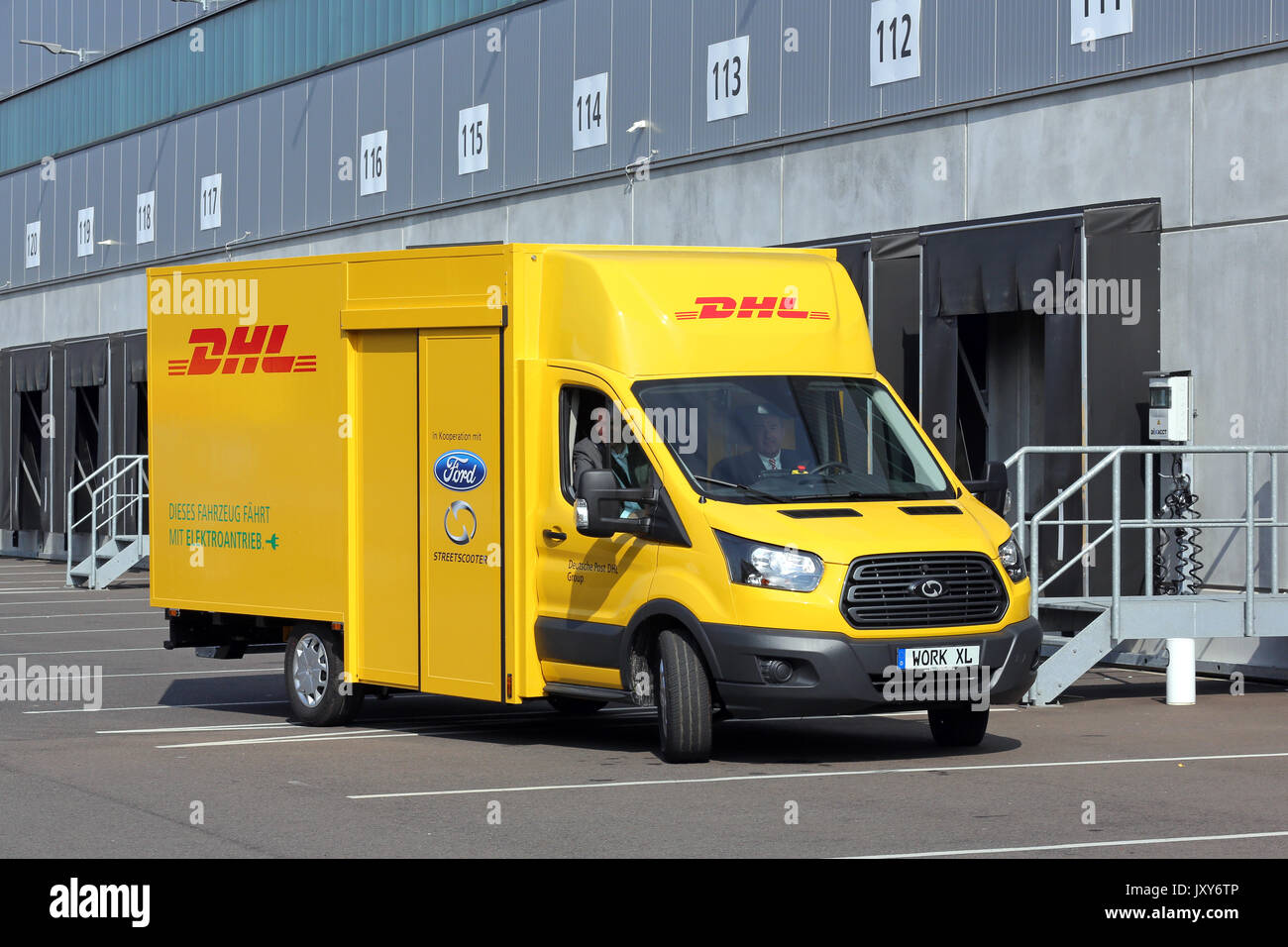 Dhl lieferfahrzeug -Fotos und -Bildmaterial in hoher Auflösung – Alamy