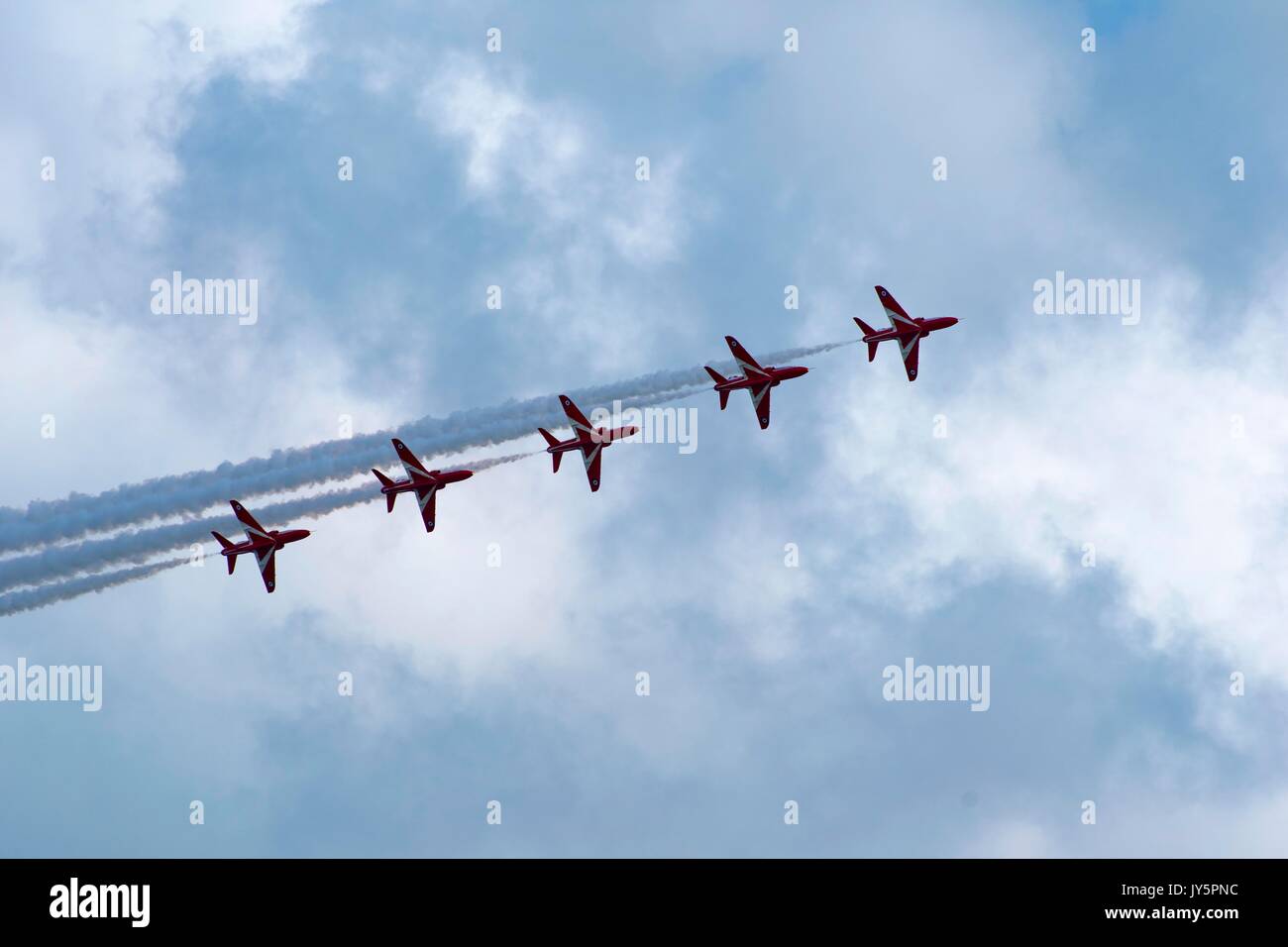 Rote pfeile kreuzen sich -Fotos und -Bildmaterial in hoher Auflösung ...