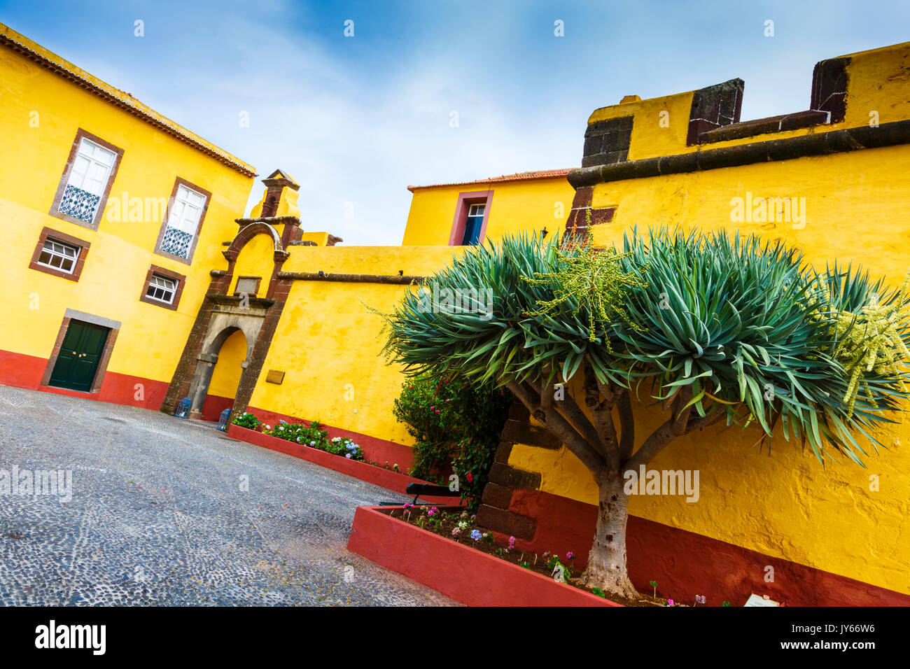 Mauer der alten festung von funchal -Fotos und -Bildmaterial in hoher ...