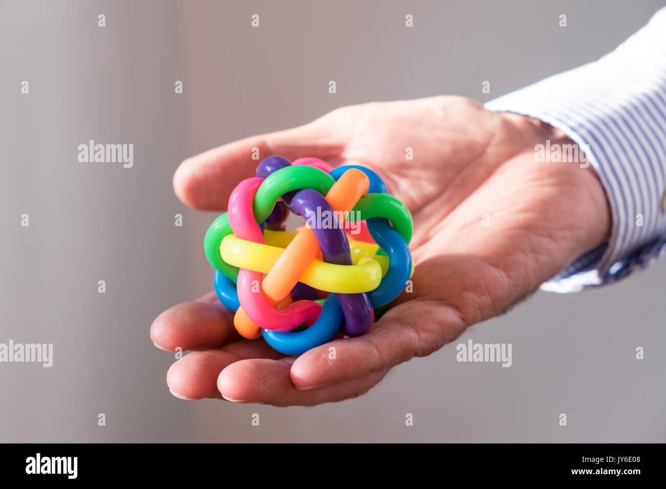 Hand farben -Fotos und -Bildmaterial in hoher Auflösung – Alamy