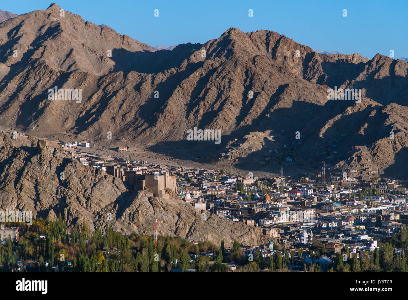 Blick auf die stadt Leh von Shanti Stupa. Leh, Ladakh, Indien ...