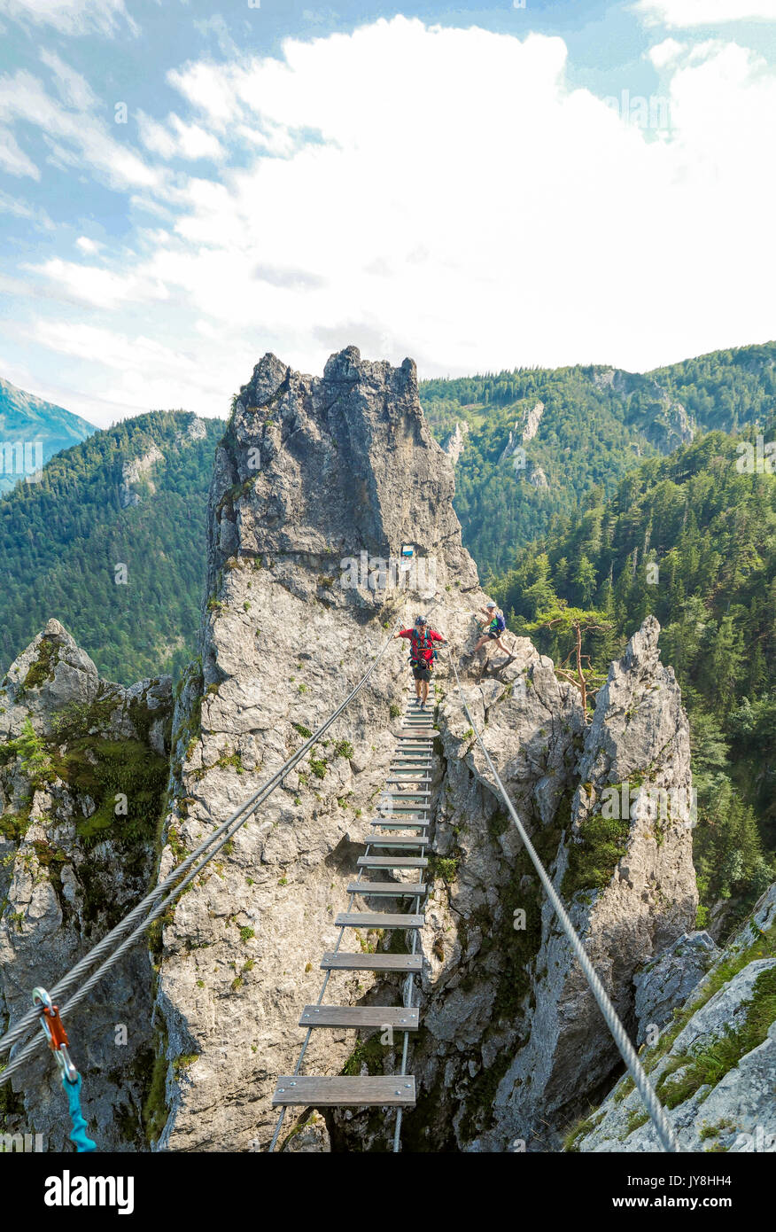 Mondsee und Attersee, Alpen, Österreich, Europa, Sommer: [Sky rope ...