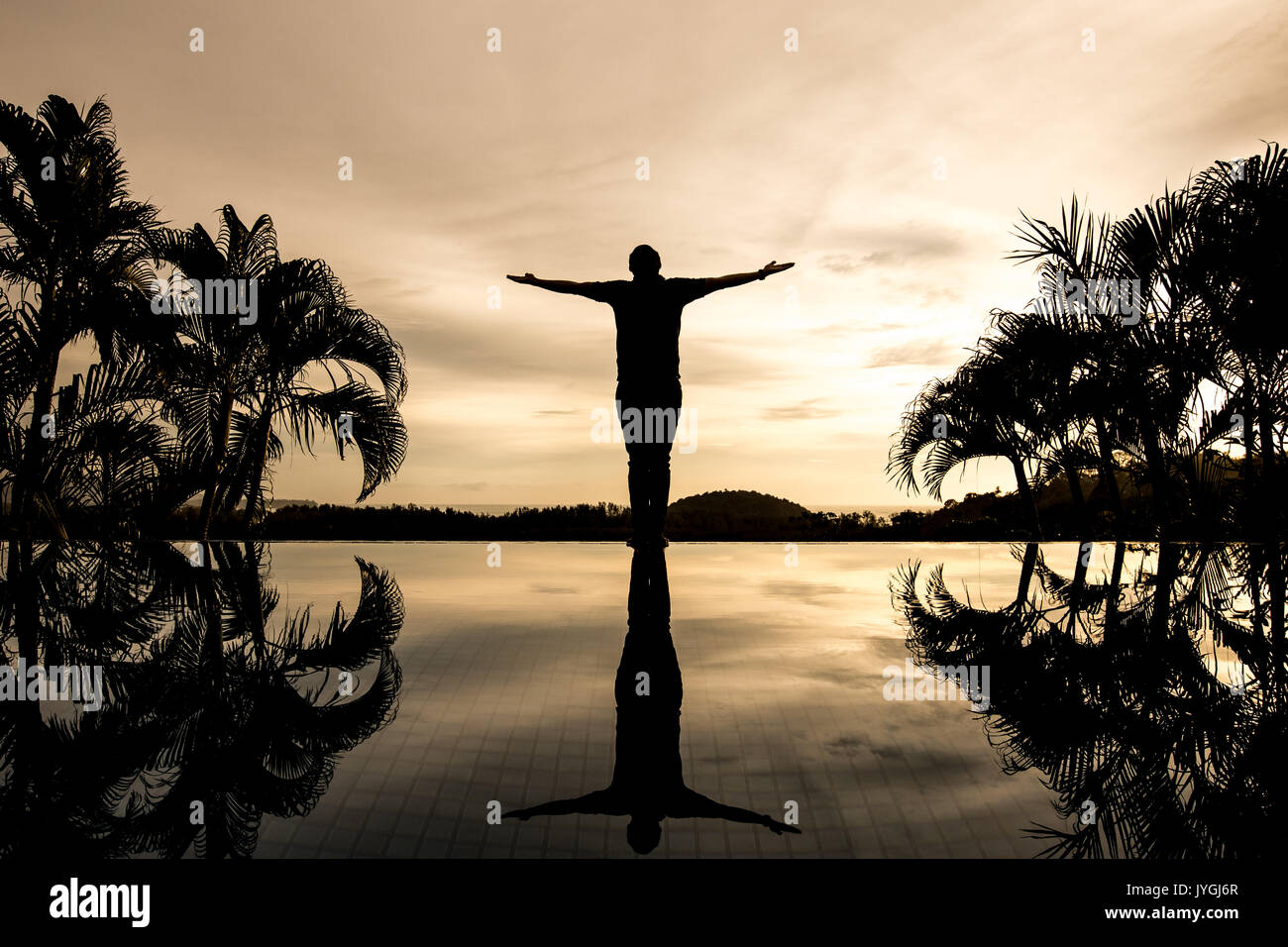 Offene arme silhouette -Fotos und -Bildmaterial in hoher Auflösung – Alamy