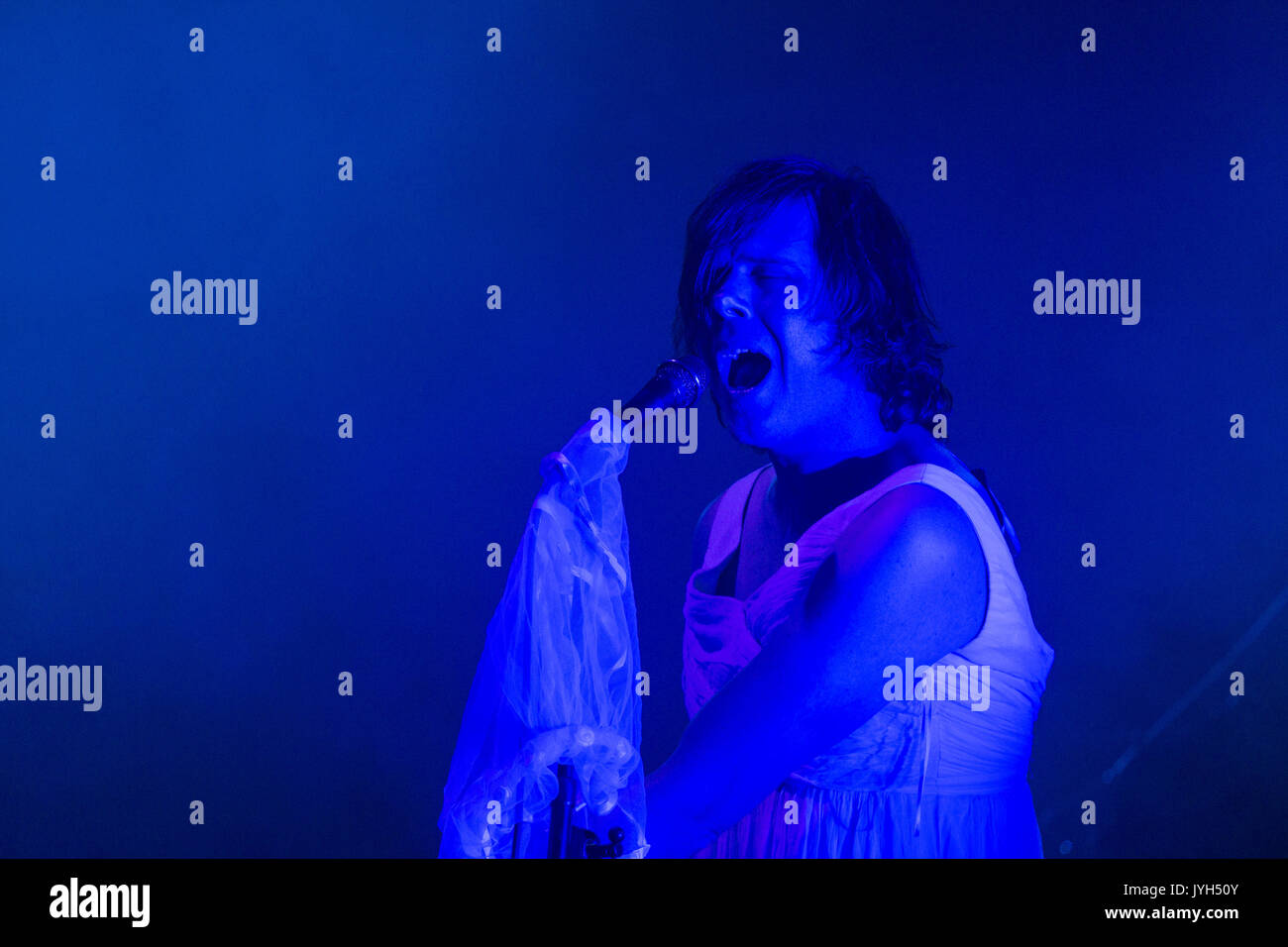 ANGUS ANDREW, LIARS, WEDDING DRESS: Die Band LIARS spielt ein raues Set ...