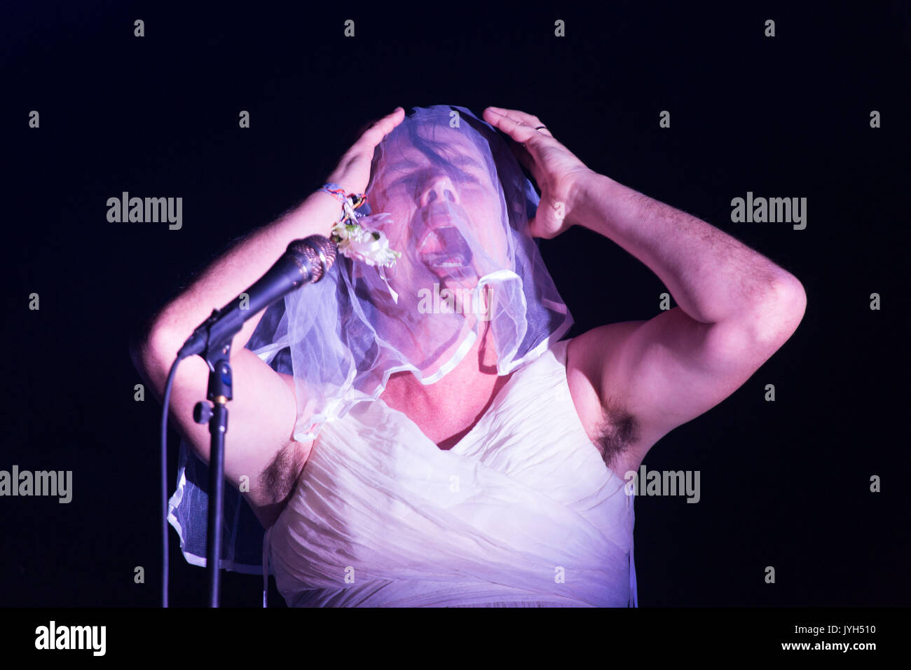 ANGUS ANDREW, LIARS, WEDDING DRESS: Die Band LIARS spielt ein raues Set ...