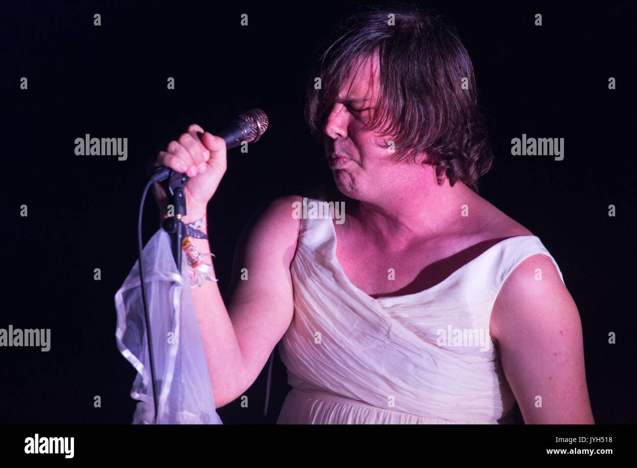 ANGUS ANDREW, LIARS, WEDDING DRESS: Die Band LIARS spielt ein raues Set ...