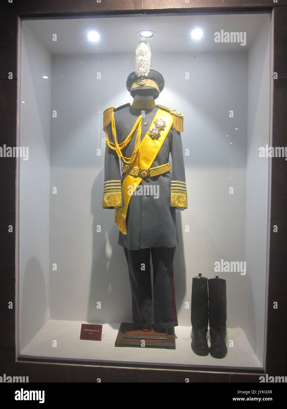 Eine spezielle Uniform (Nachbau) für Cai-E wird auf die Ausstellung im ...