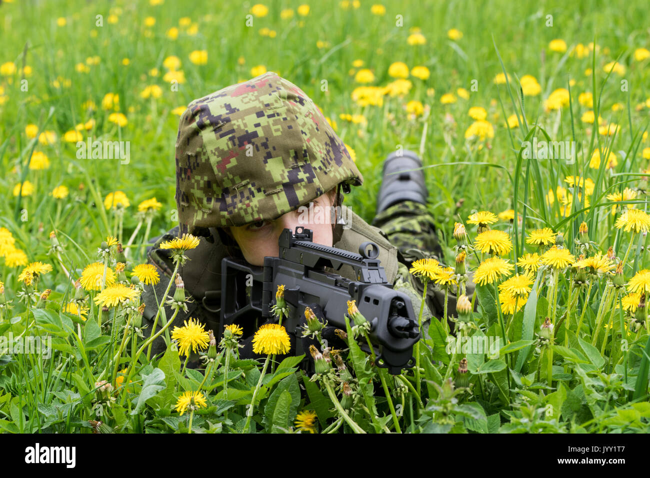 Portrait von bewaffneten Frau mit Camouflage. Junge weibliche Soldat ...