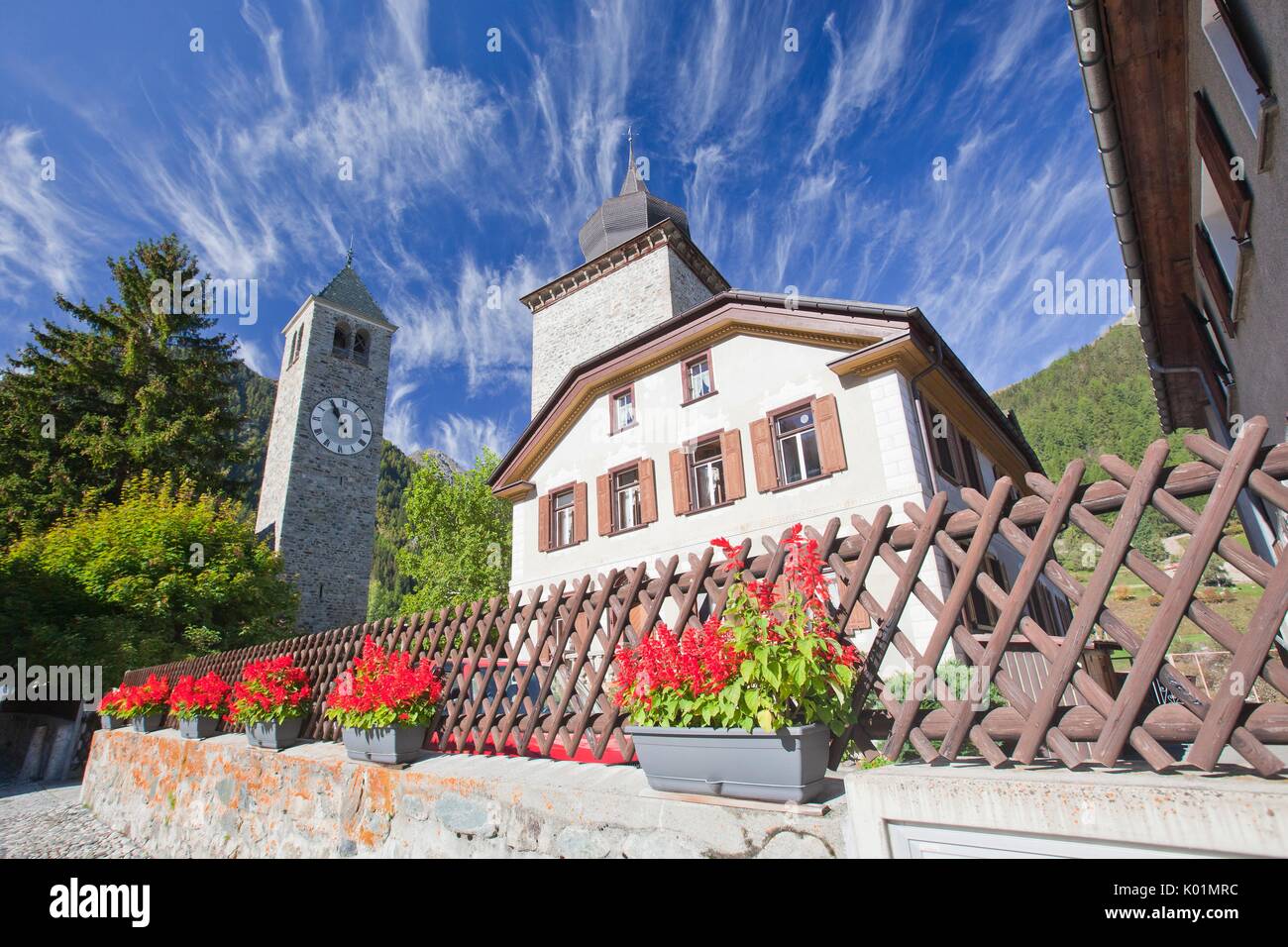 Blumen blühen von der Kirche in Susch und ungewöhnliche Wolken bis in ...