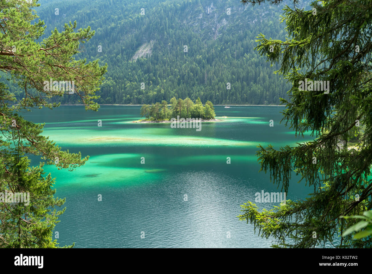 Eibsee unterhalb der Zugspitze im Wettersteingebirge in Grainau, Bayern ...