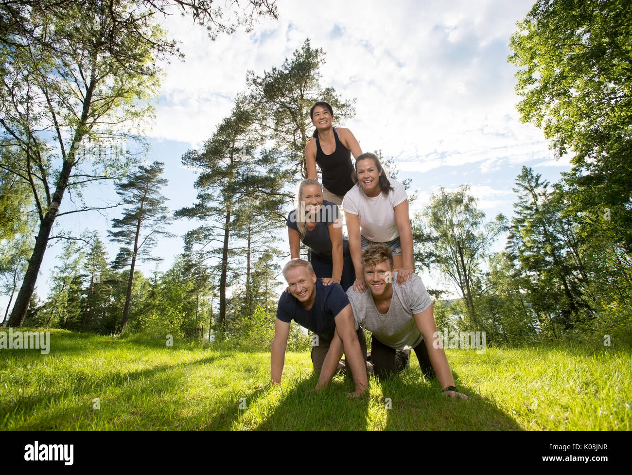 Human team pyramid team building -Fotos und -Bildmaterial in hoher ...