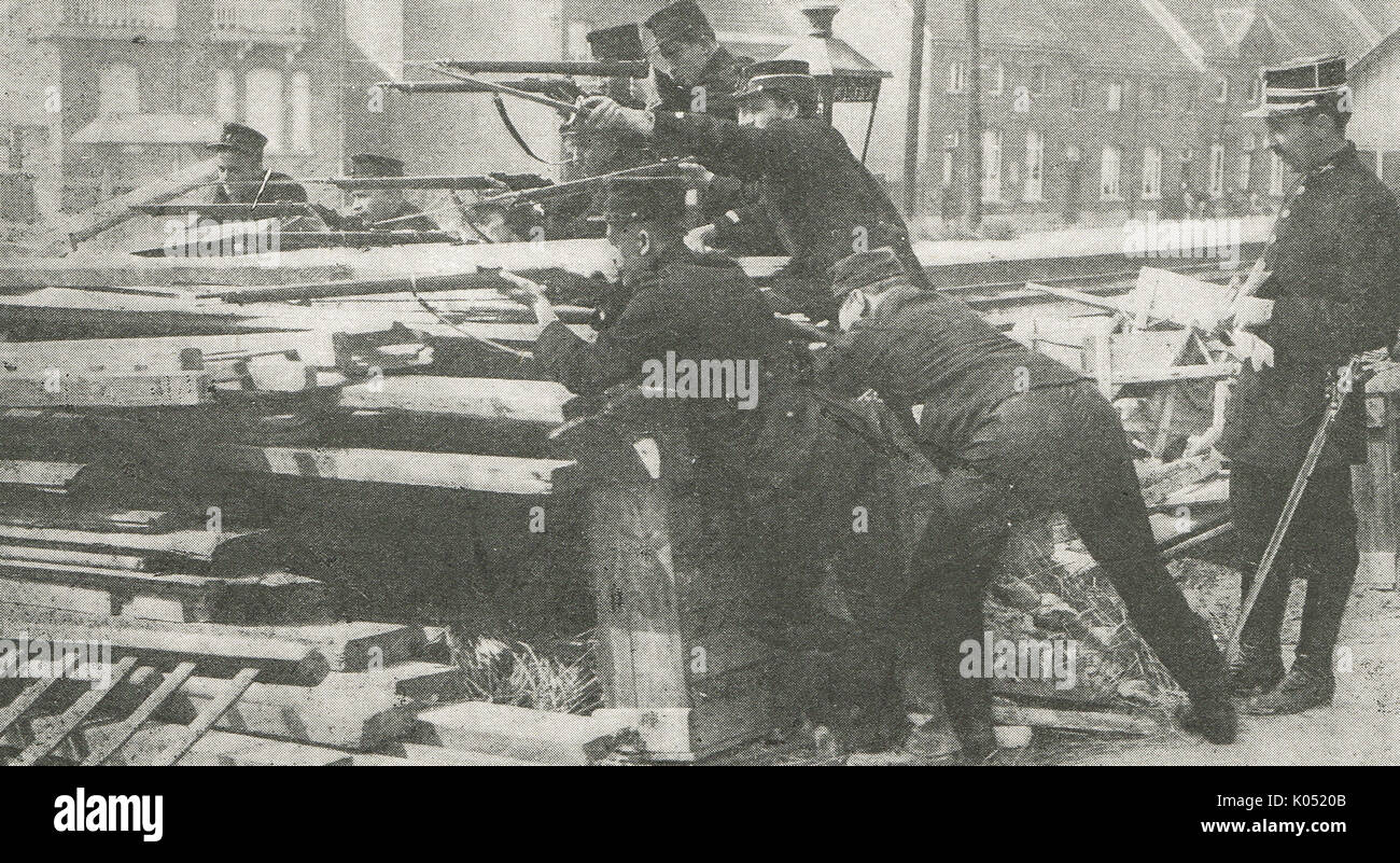 Street barricade ww1 -Fotos und -Bildmaterial in hoher Auflösung – Alamy