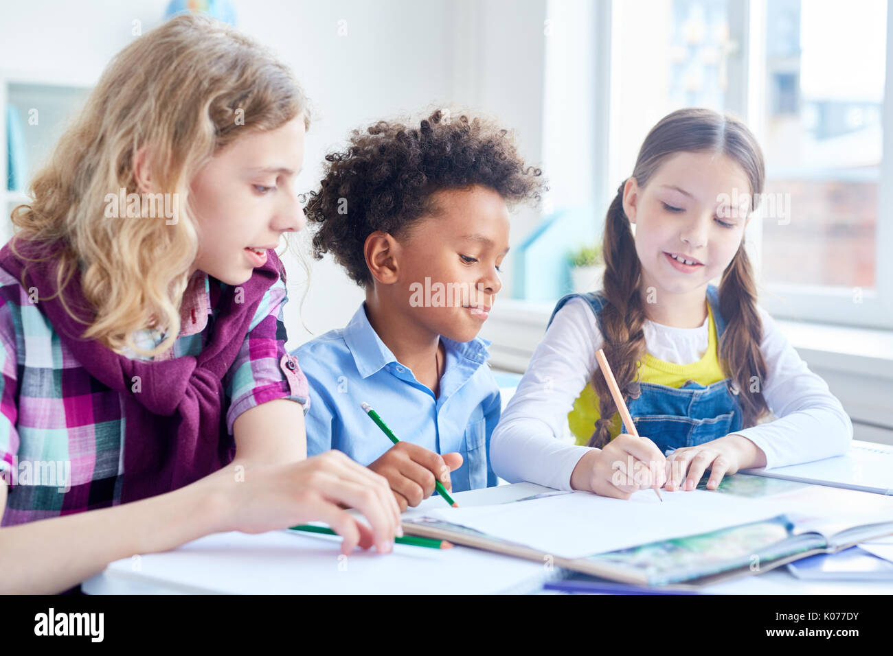 Kinder teamarbeit -Fotos und -Bildmaterial in hoher Auflösung – Alamy
