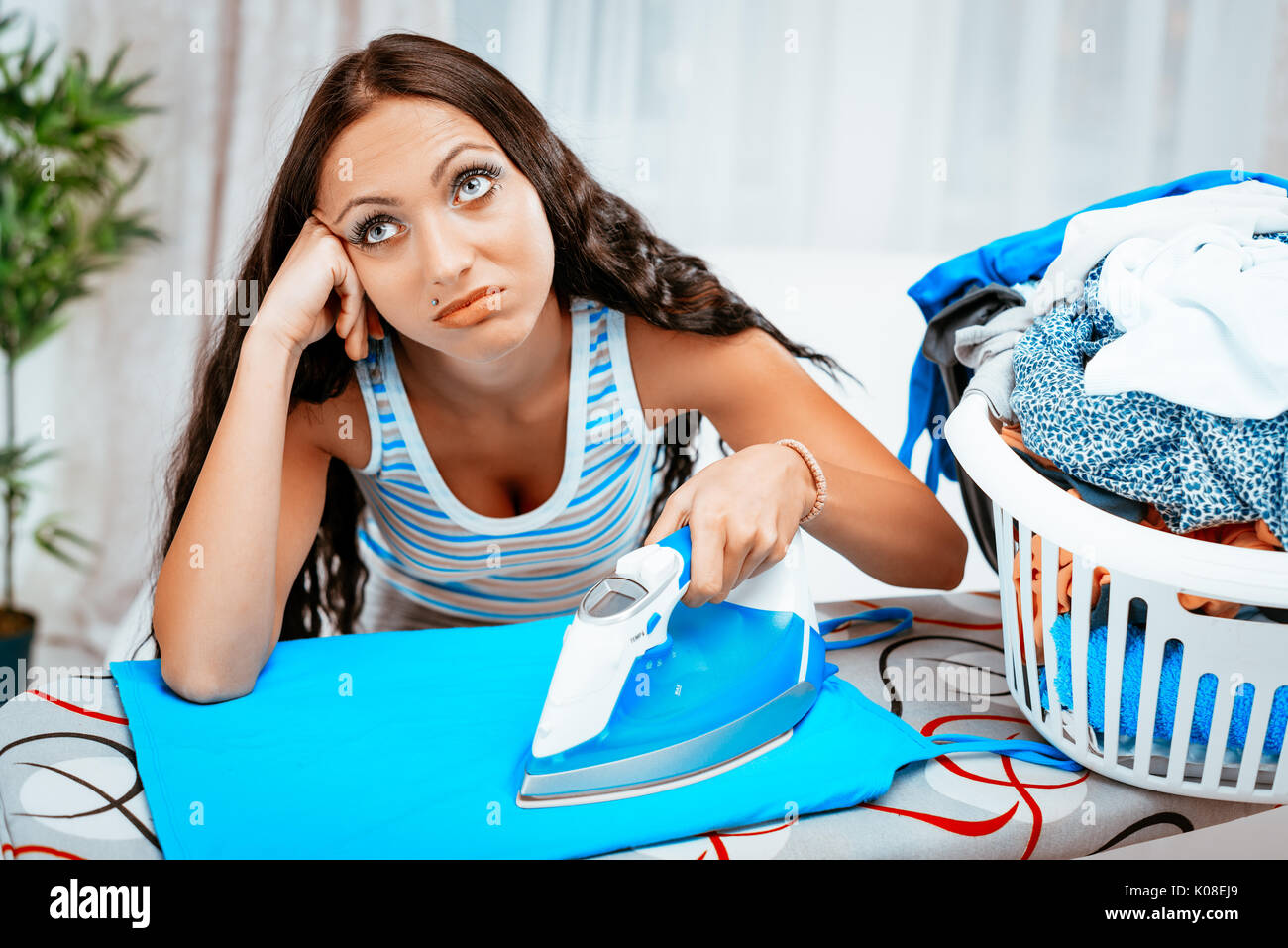 Hausfrau zu hause -Fotos und -Bildmaterial in hoher Auflösung – Alamy