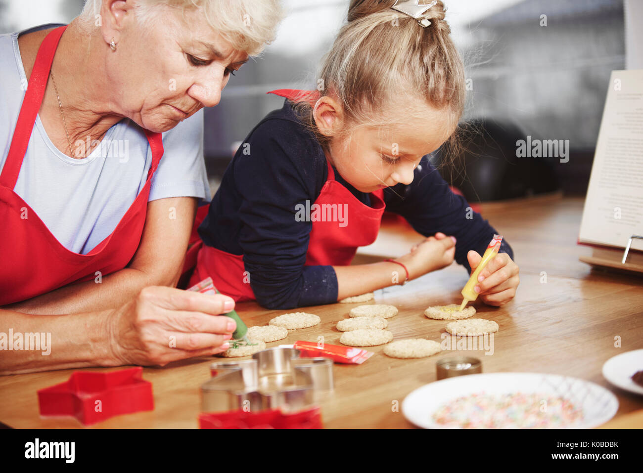 Oma kekse backen -Fotos und -Bildmaterial in hoher Auflösung – Alamy
