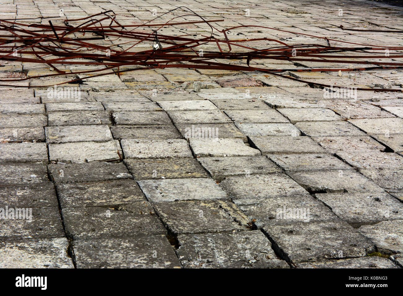 Eine alte verlassene Straße in der Sperrzone. Tot militärische Einheit ...