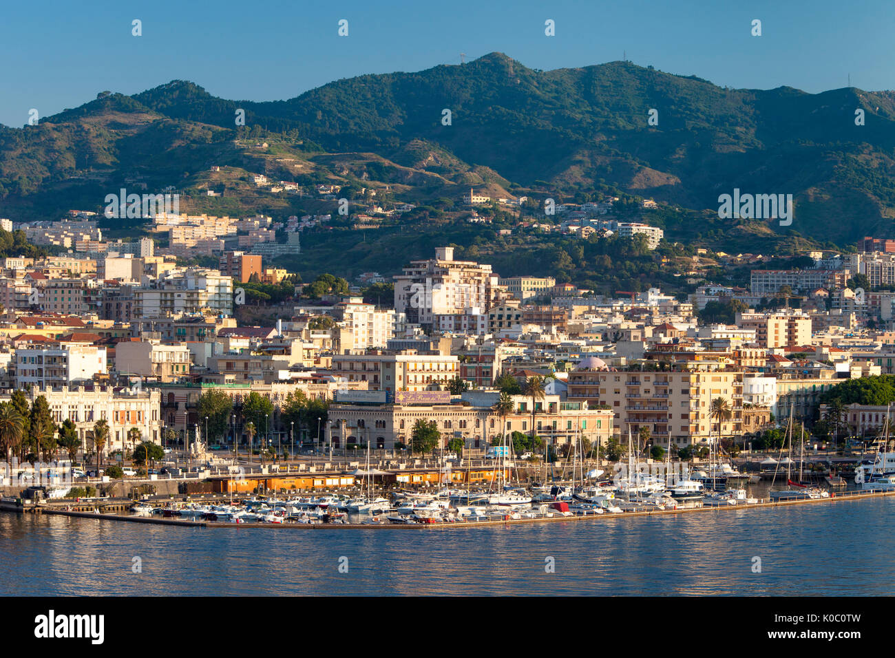 Am frühen Morgen Blick über Hafen und Stadt von Messina, Sizilien ... Am frühen Morgen Blick über Hafen und Stadt von Messina, Sizilien ...