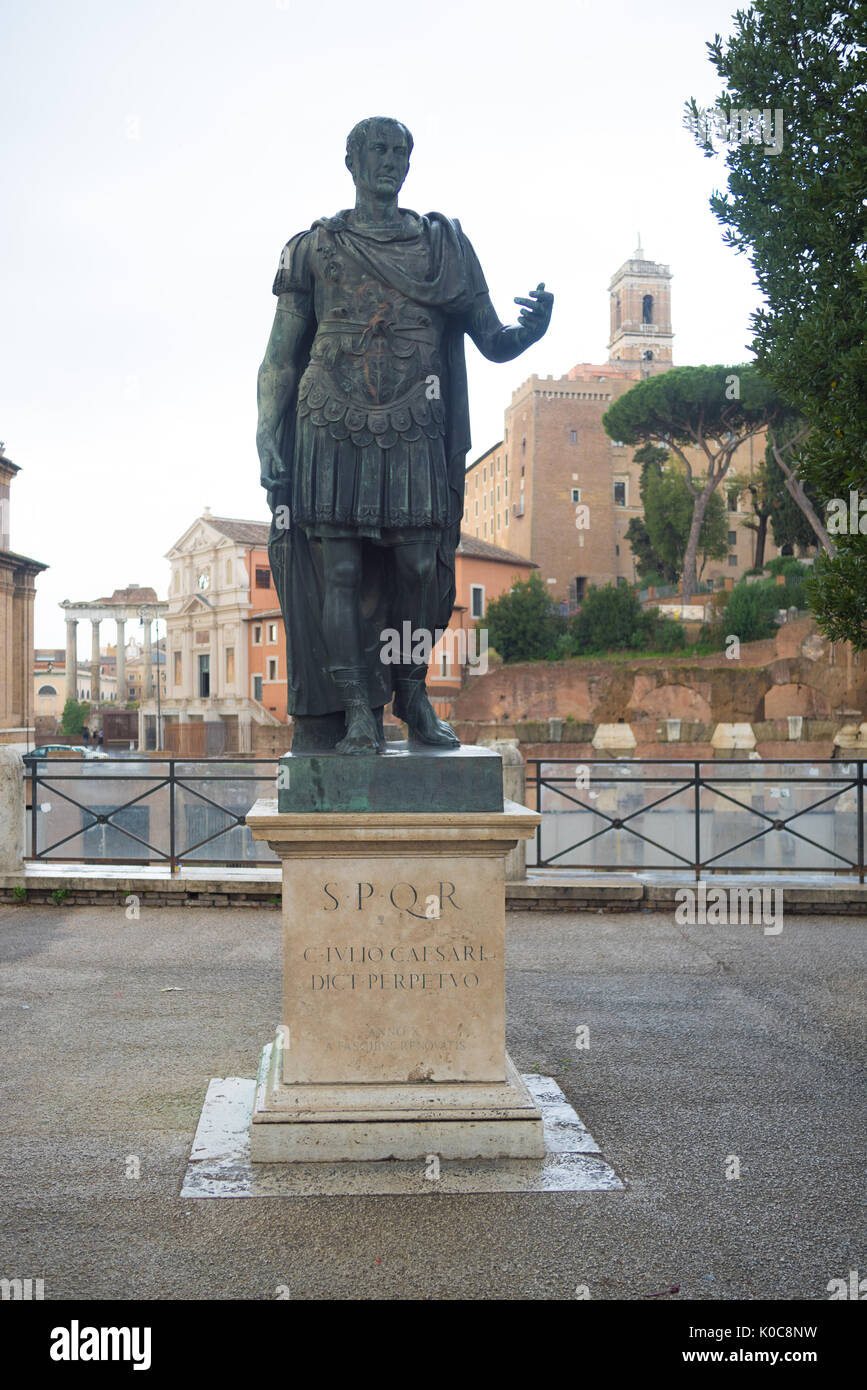 Bronze Statue des Kaisers Julius Caesar über Tempel der Venus Genetrix ...