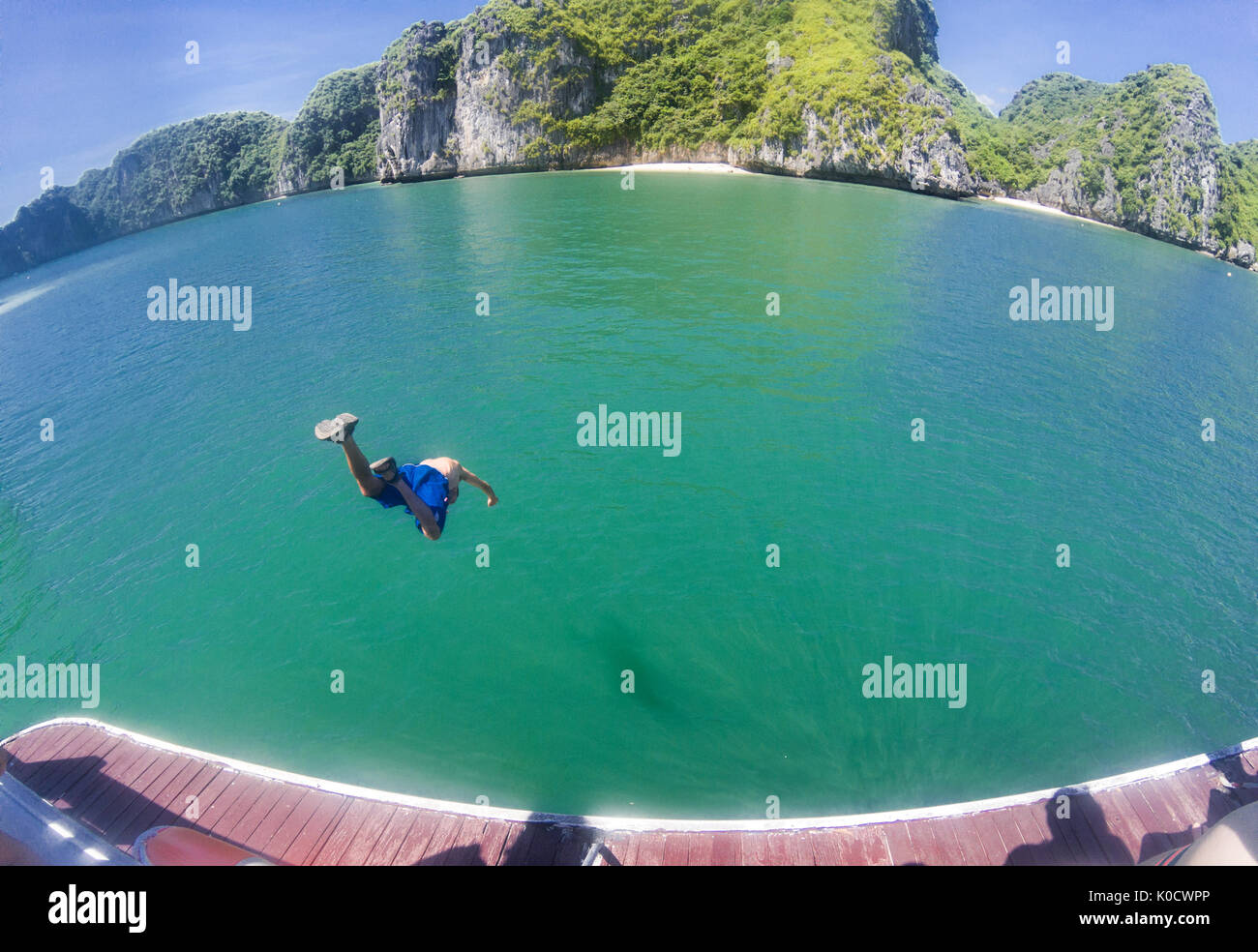 Mann Springt Vom Boot Ins Meer Stockfotos und -bilder Kaufen - Alamy