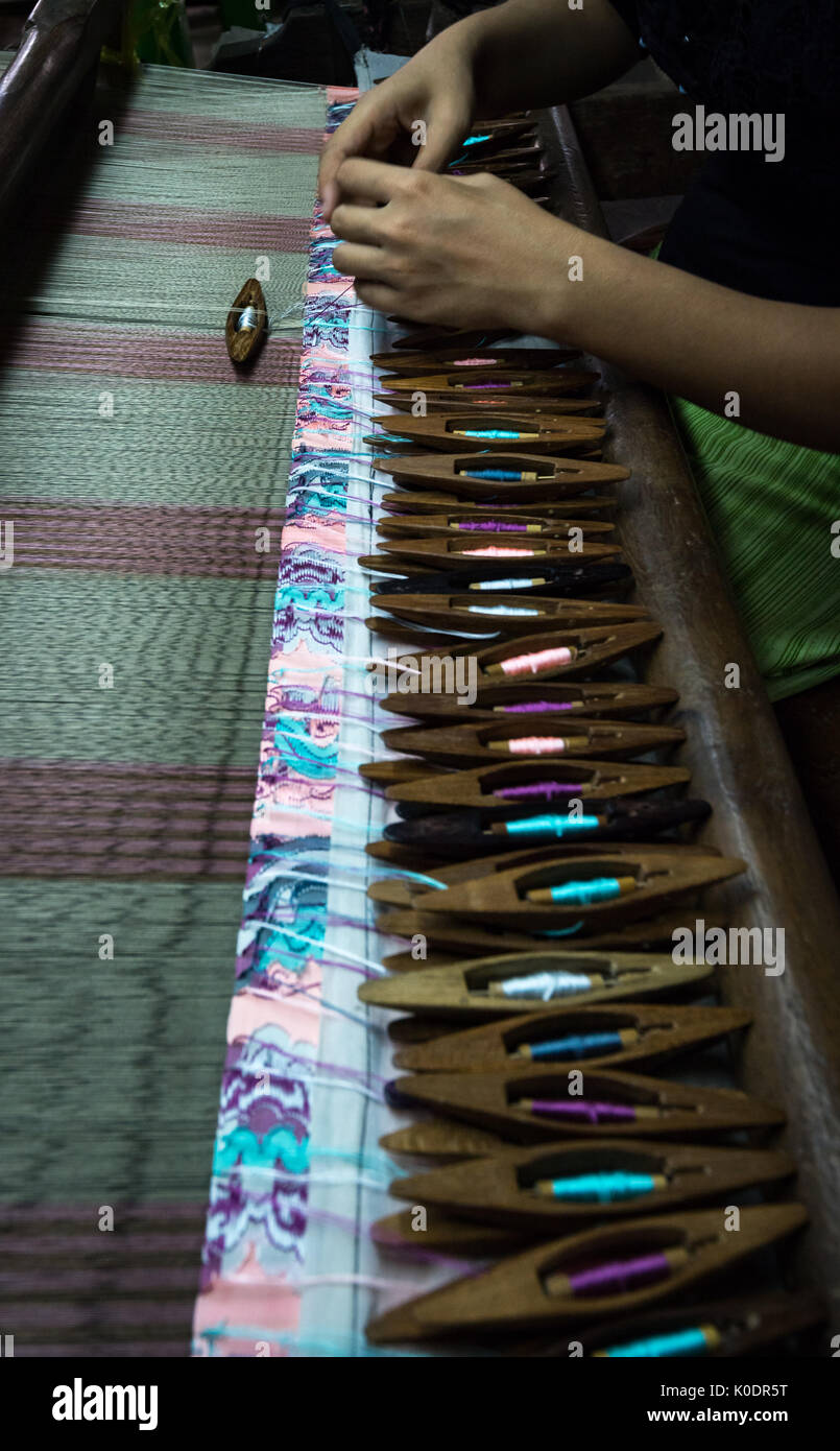 Cloth weaving myanmar -Fotos und -Bildmaterial in hoher Auflösung – Alamy